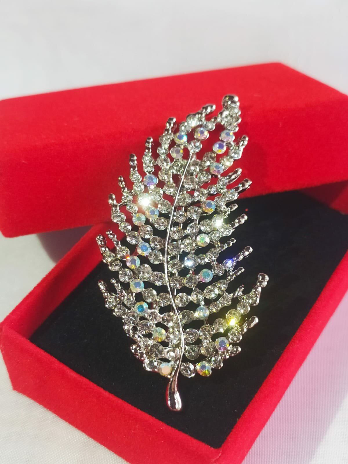 Брошь, стразы