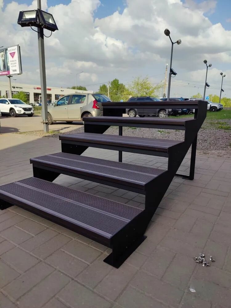 Лестница -крыльцо 3 ступени, c ДПК, без ограждения. Ширина 1,3 м, высота 54 см.