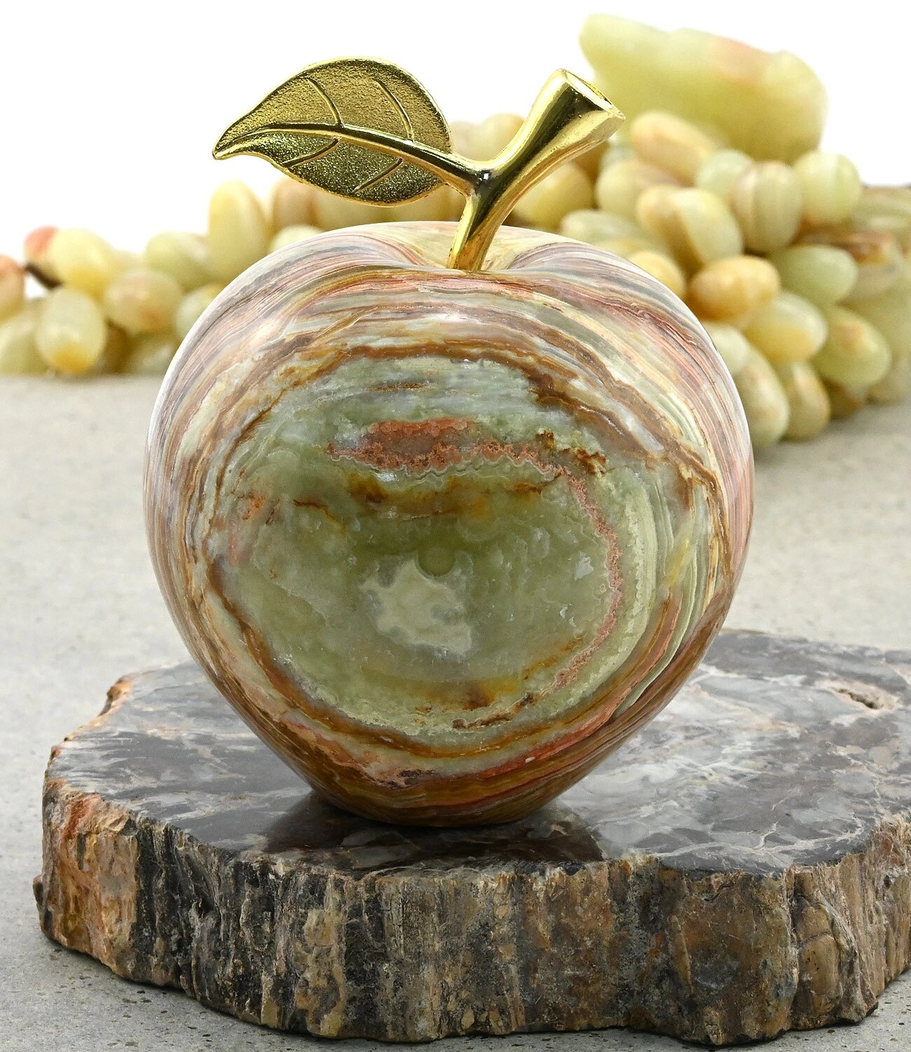 Яблоко из камня оникс 75*75*95мм. .