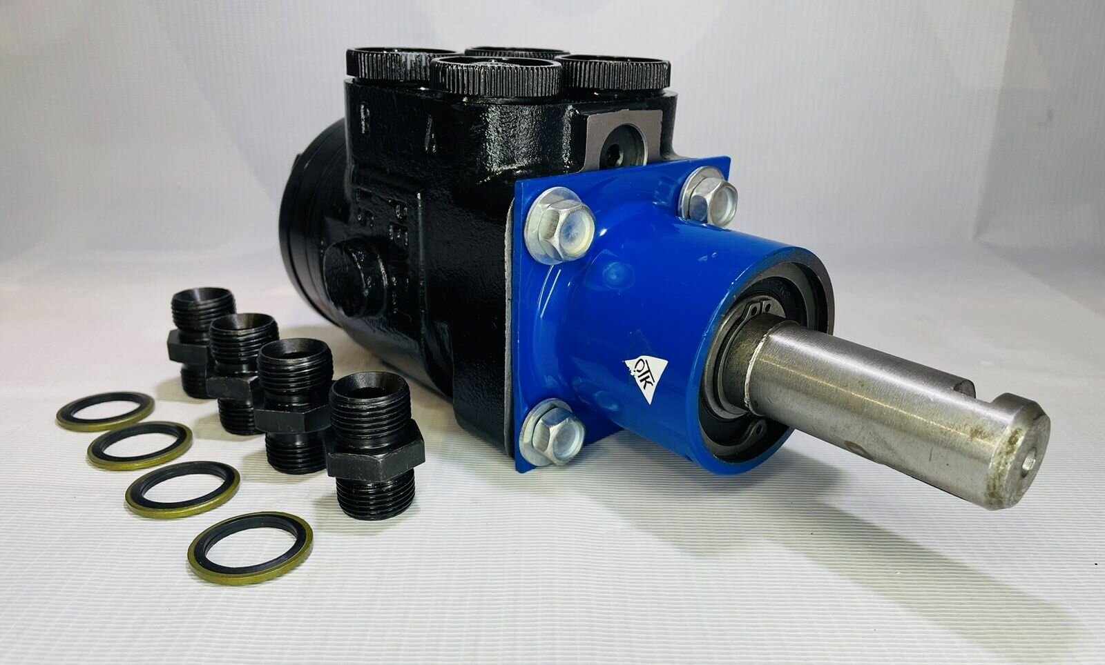 Насос-дозатор Д100-14.20-02 в сборе с шпоночным стаканом и штуцерами