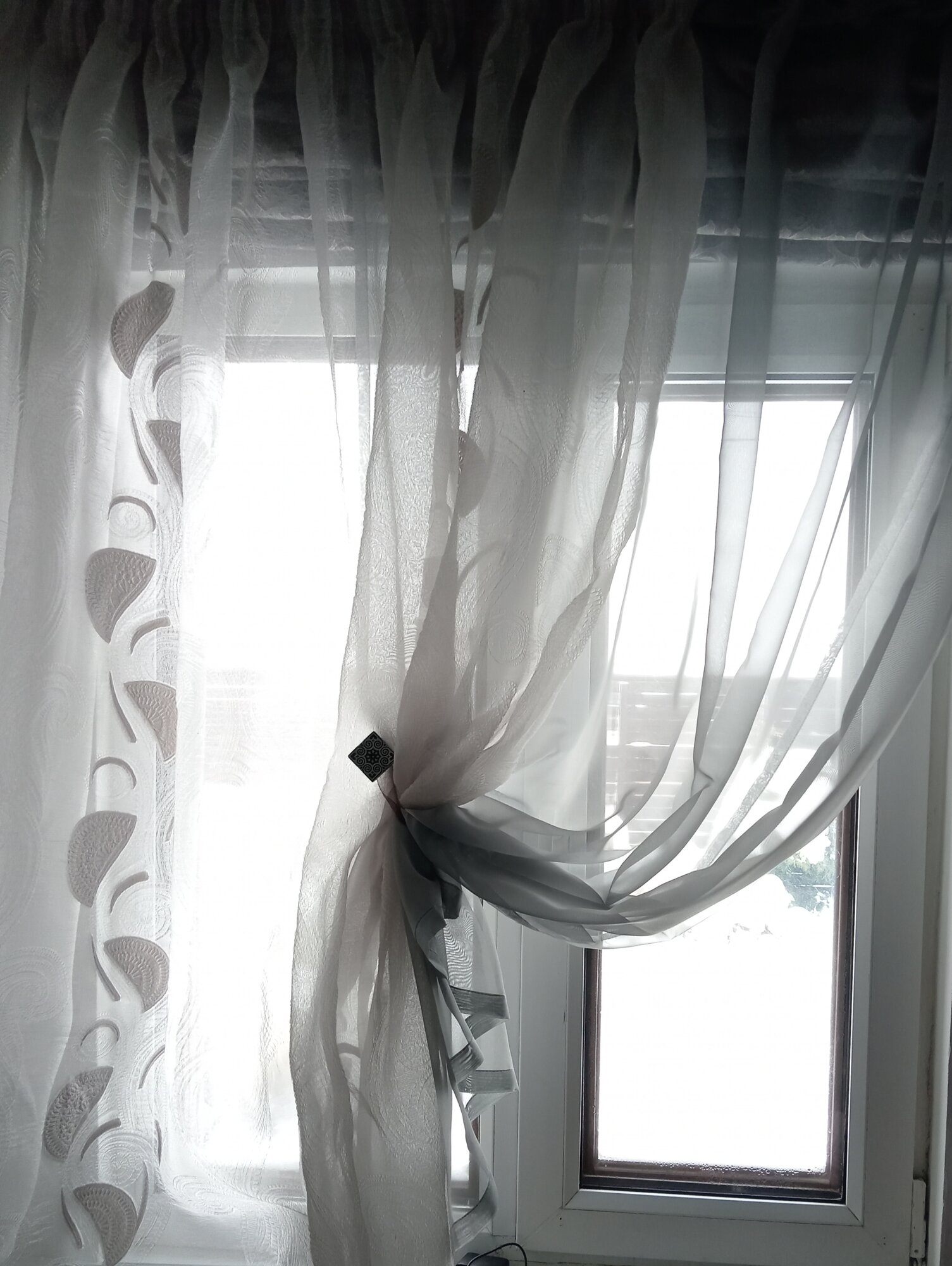 Штора кухонная двойная. Прихваты в комплект не входят, цвет серый. Состоит из двух полотен, 1-однотонное, 2- с рисунком. Каждое полотно состоит из размеров выс.140см, шир.200см. Для кухни, детской, столовой, кабинета