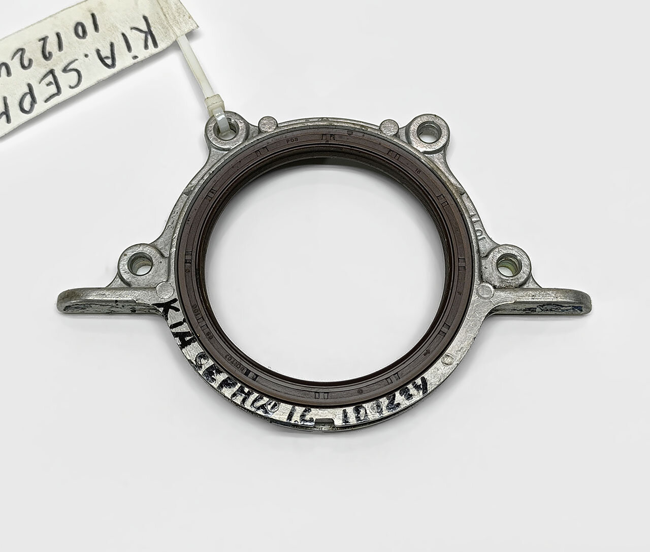 Крышка коленвала задняя Kia Sephia I, 1.6