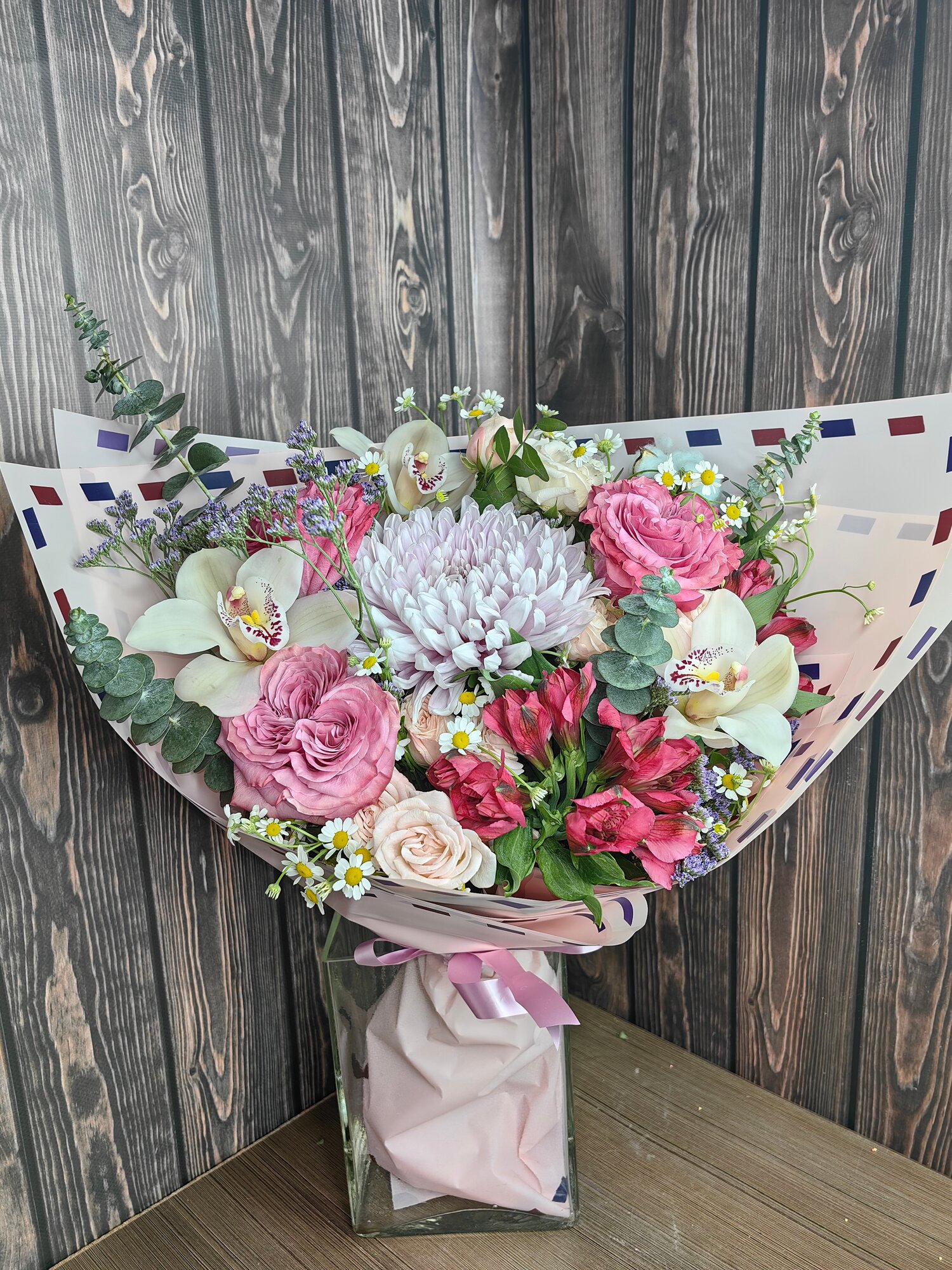 Букет "Шикарные розы", пионовидная роза, орхидея, альстромерия, лимониум