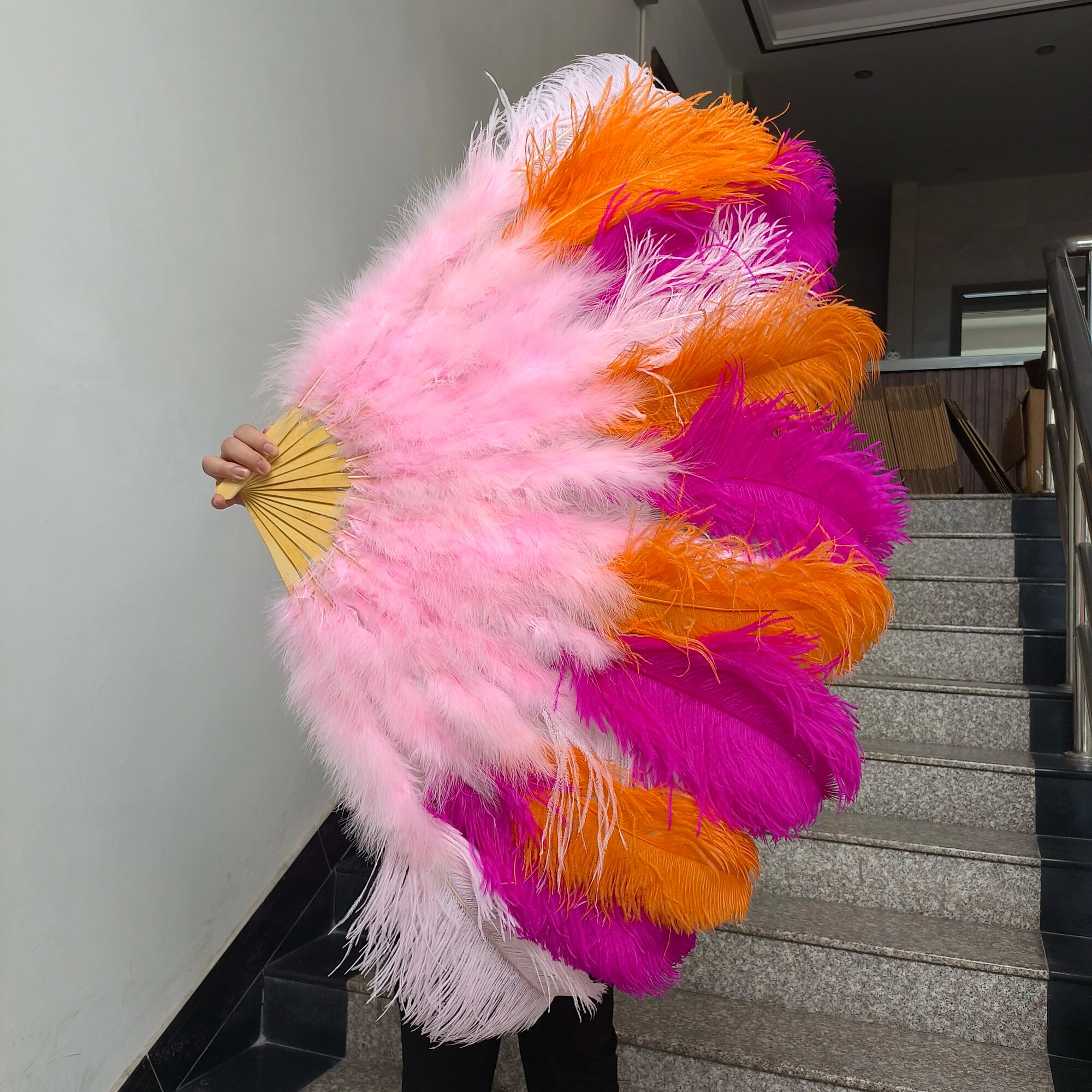 Складной веер из страусиных перьев 60x100 см