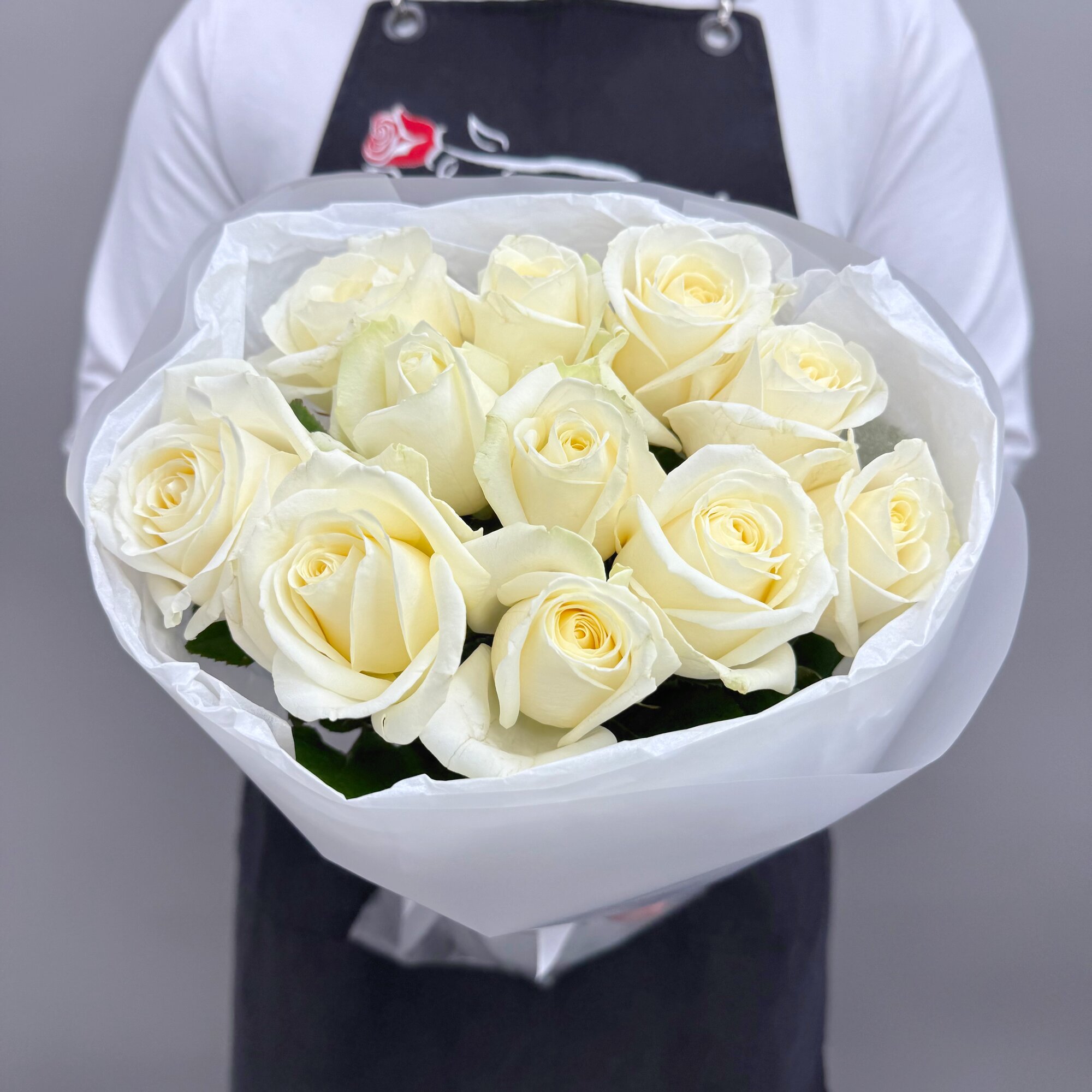 Розы белые Аваланш в моно букете, в упаковке 11 штук 50см Q101 Rozavam