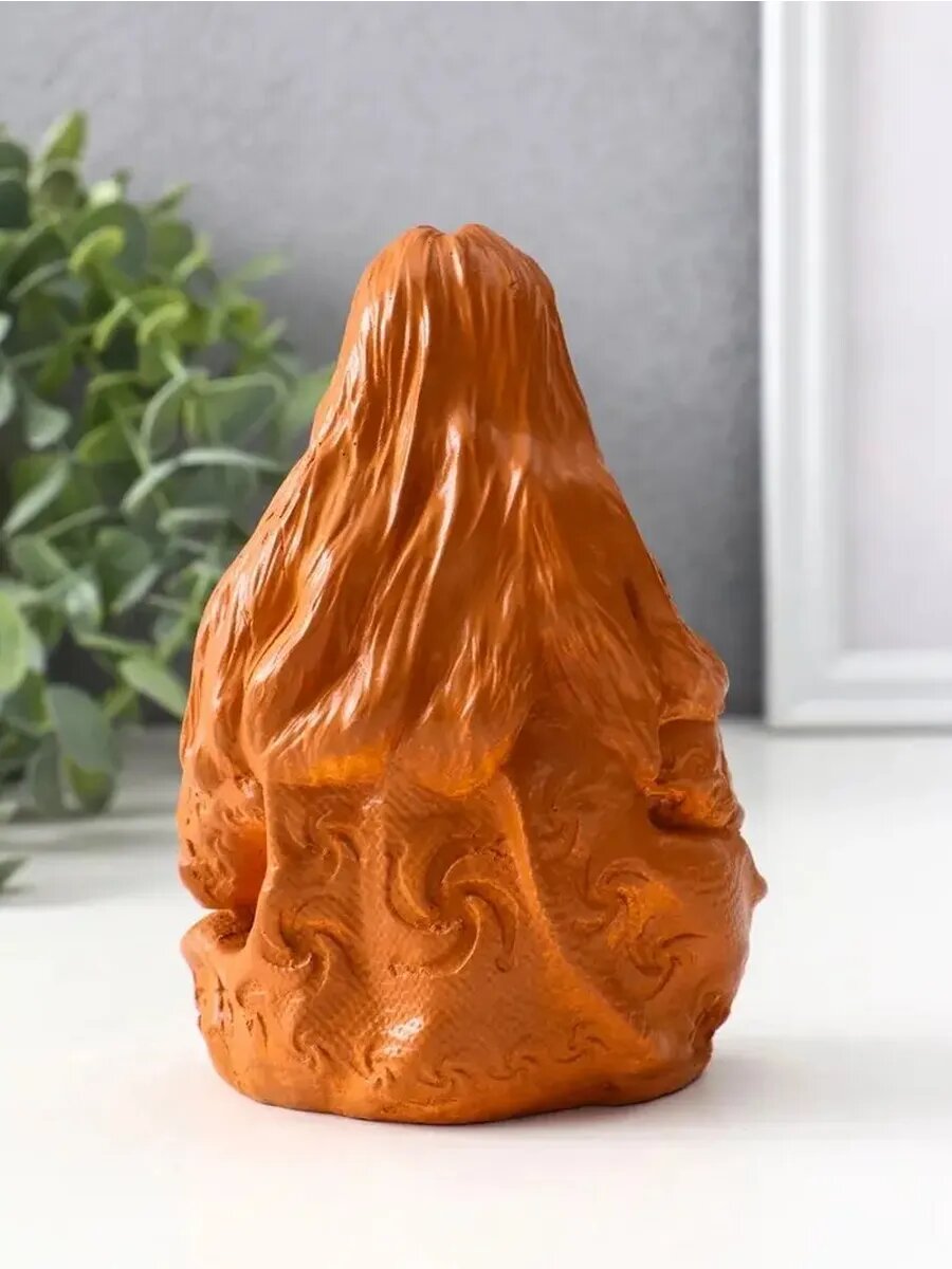 Энергичная декоративная фигура из глины