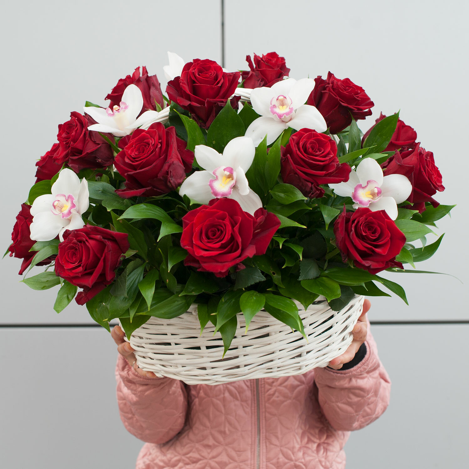 Корзина из красных роз и белых орхидей с зеленью "Яркое поздравление"