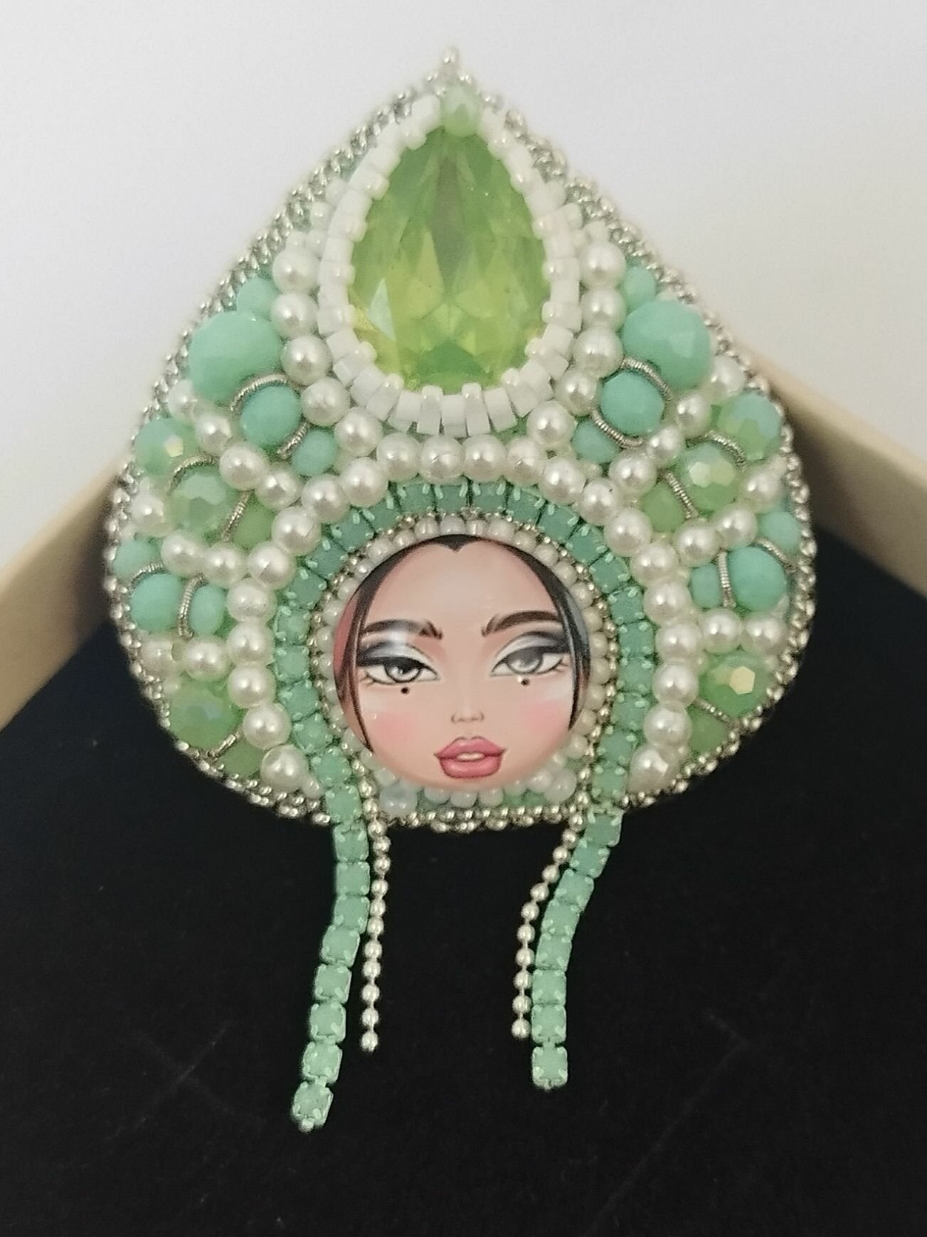 Брошь, стразы