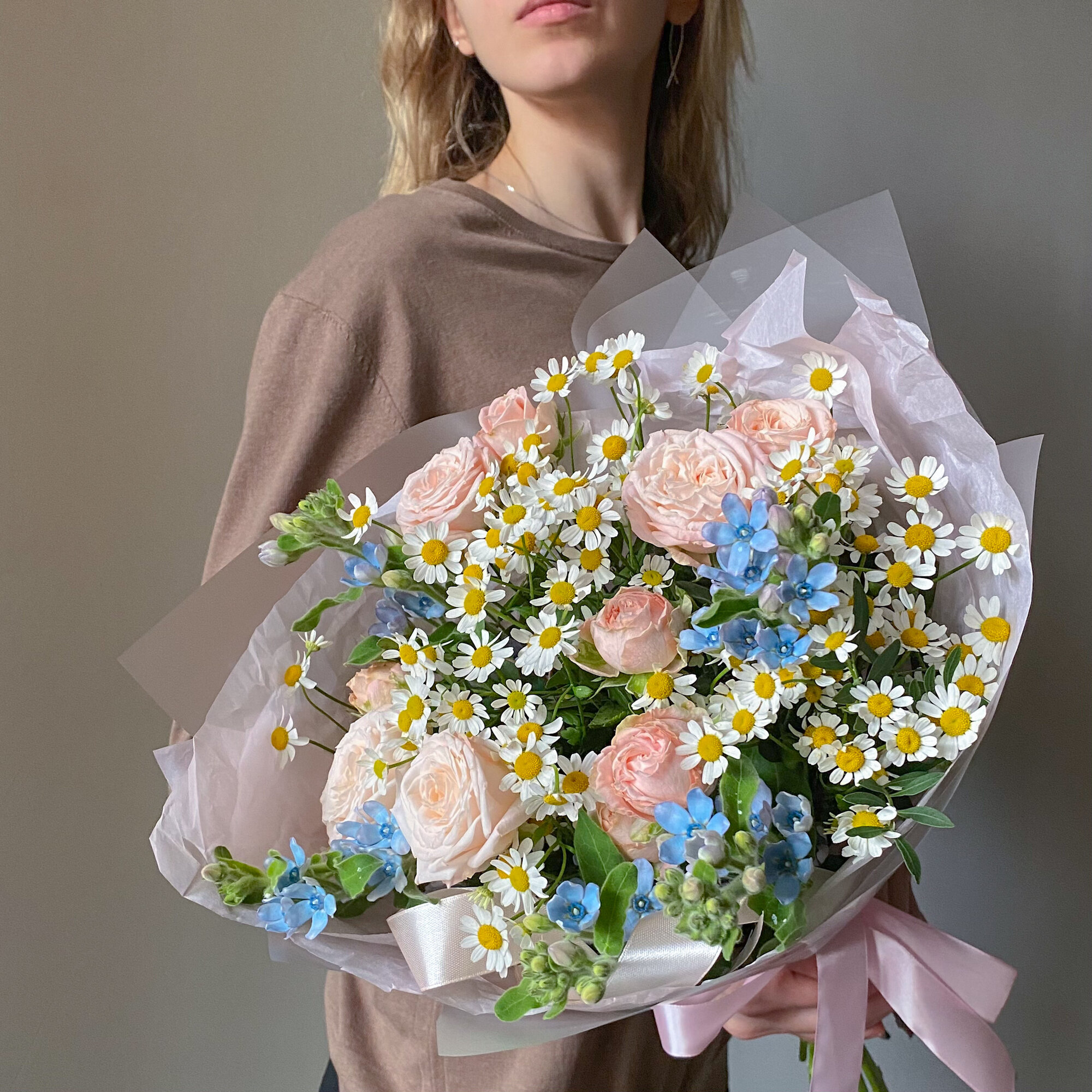 Букет с нежными розами, кустовыми ромашками и незабудками в авторском оформлении. Veresk 136