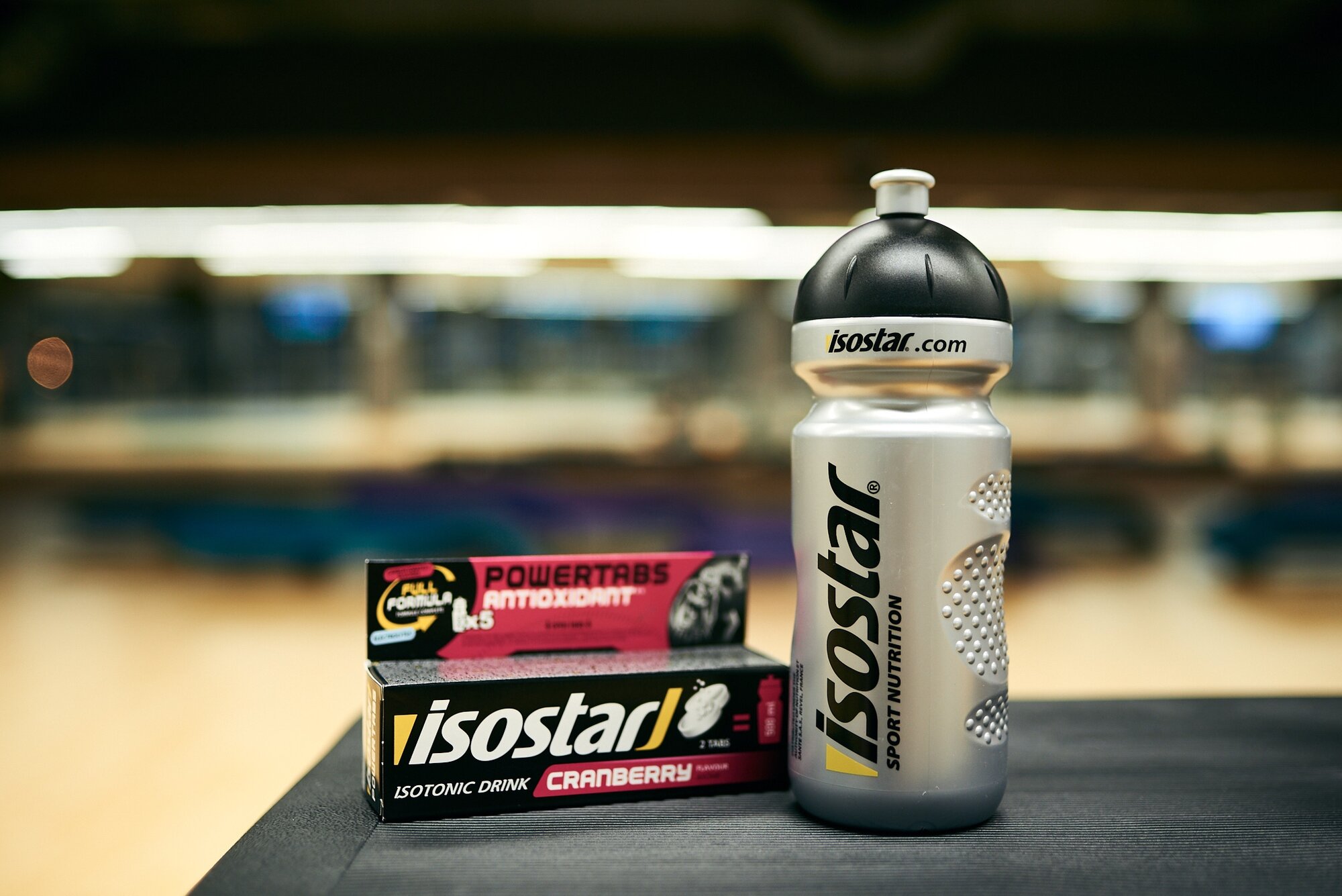 Изотонический напиток Isostar таблетки Powertabs Antioxidant Клюква 10х12 г и бутылка Isostar