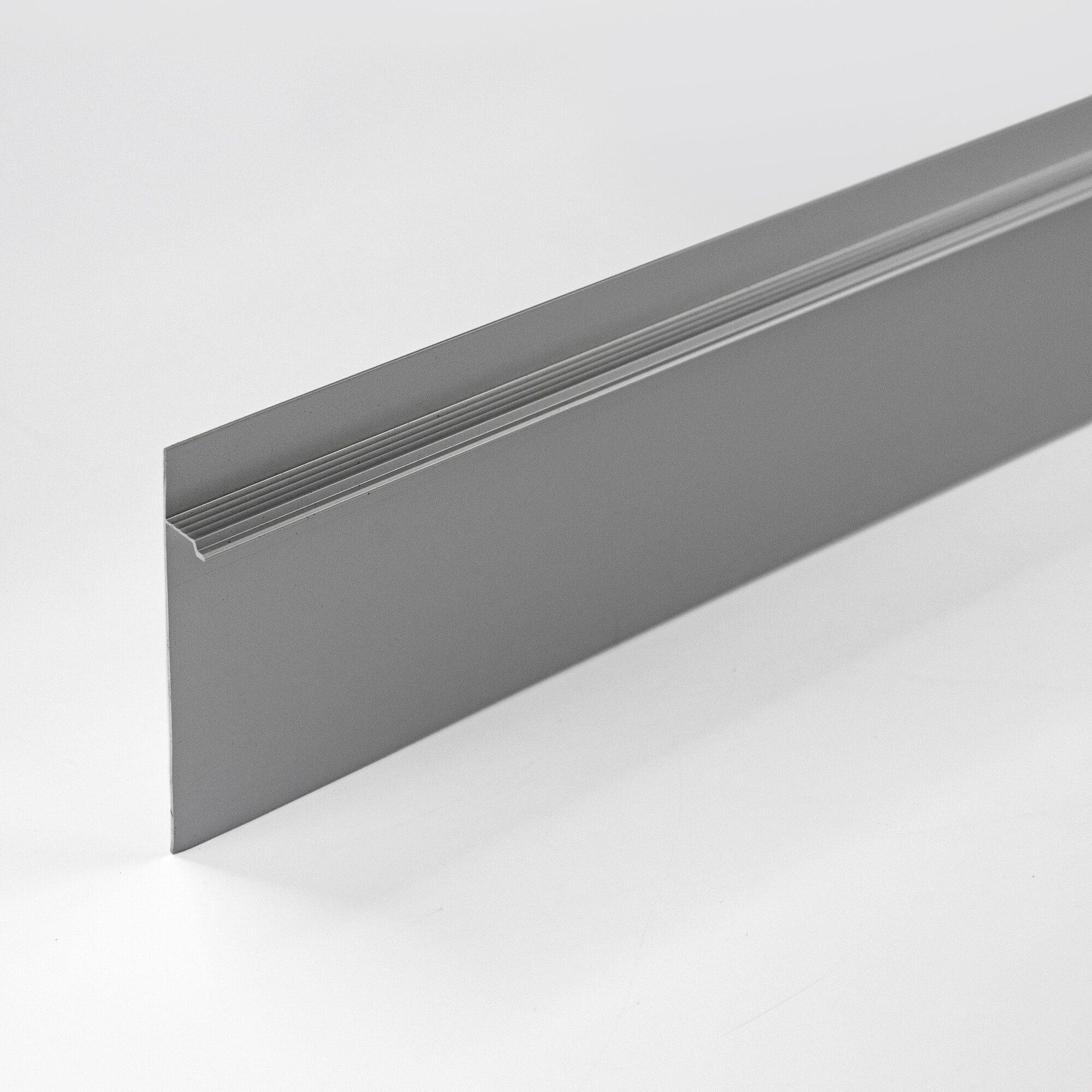Теневой плинтус с подсветкой скрытого монтажа для пола Профиль-ОПТ ПО-192 100х13х2700 мм, серебро матовое
