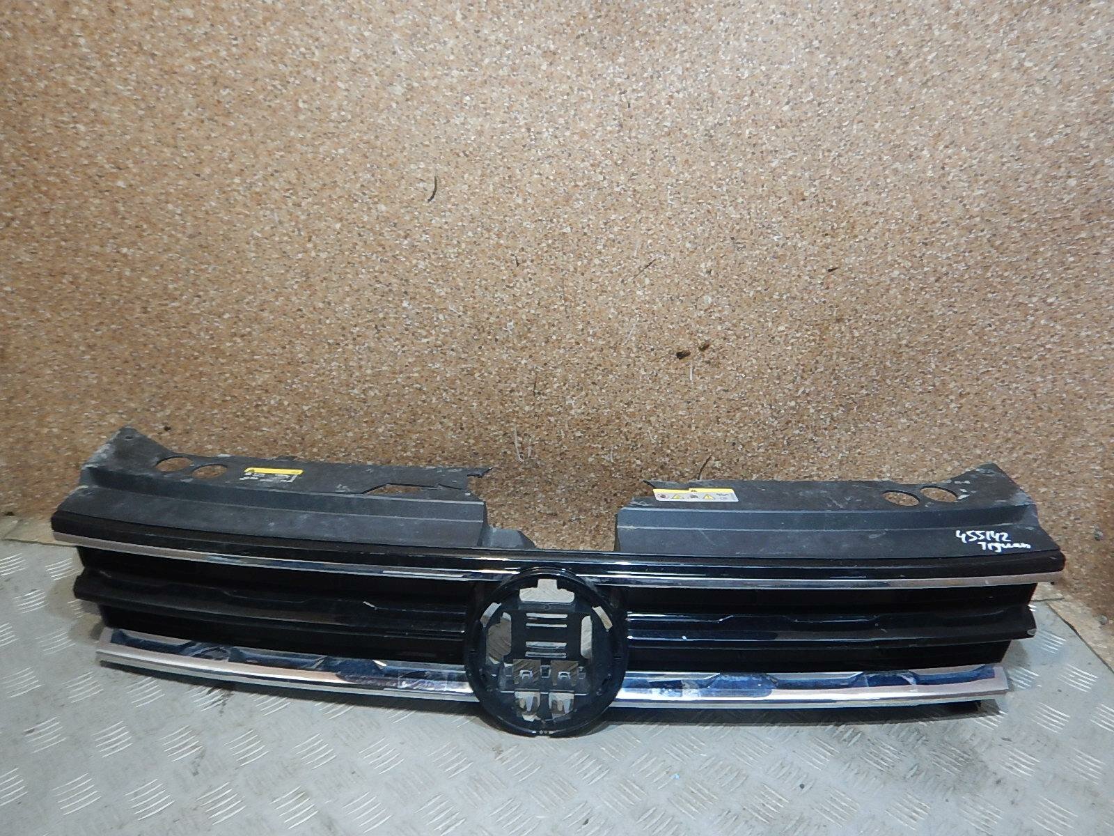 Б/У Накладка на решетку радиатора, Volkswagen (Фольксваген)-TIGUAN (II) (16-) VOLKSWAGEN TIGUAN (II) (16-) Царапины, сле...