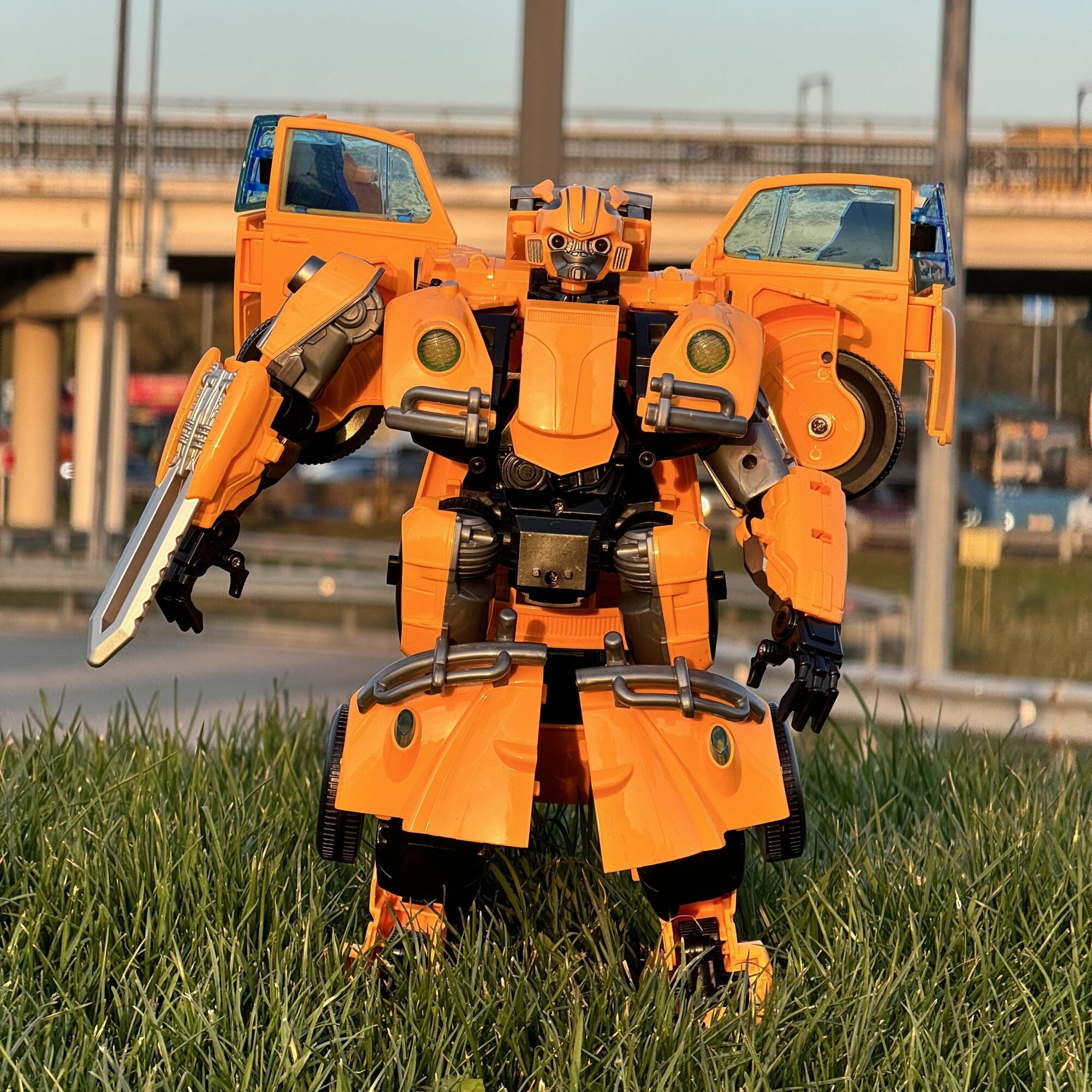 Робот Трансформер Большой Бамблби 40 см/ Автобот