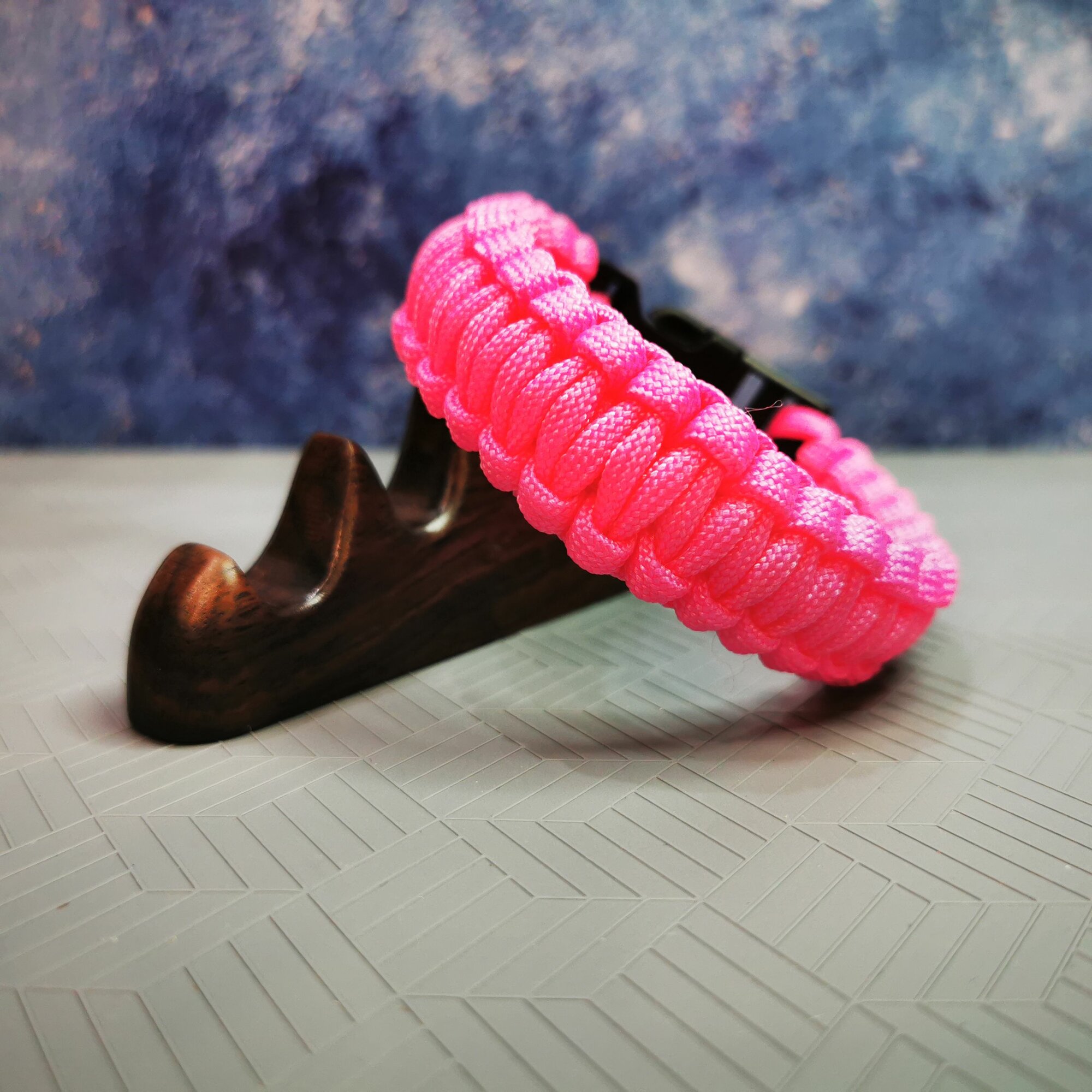 Плетеный браслет, пластик