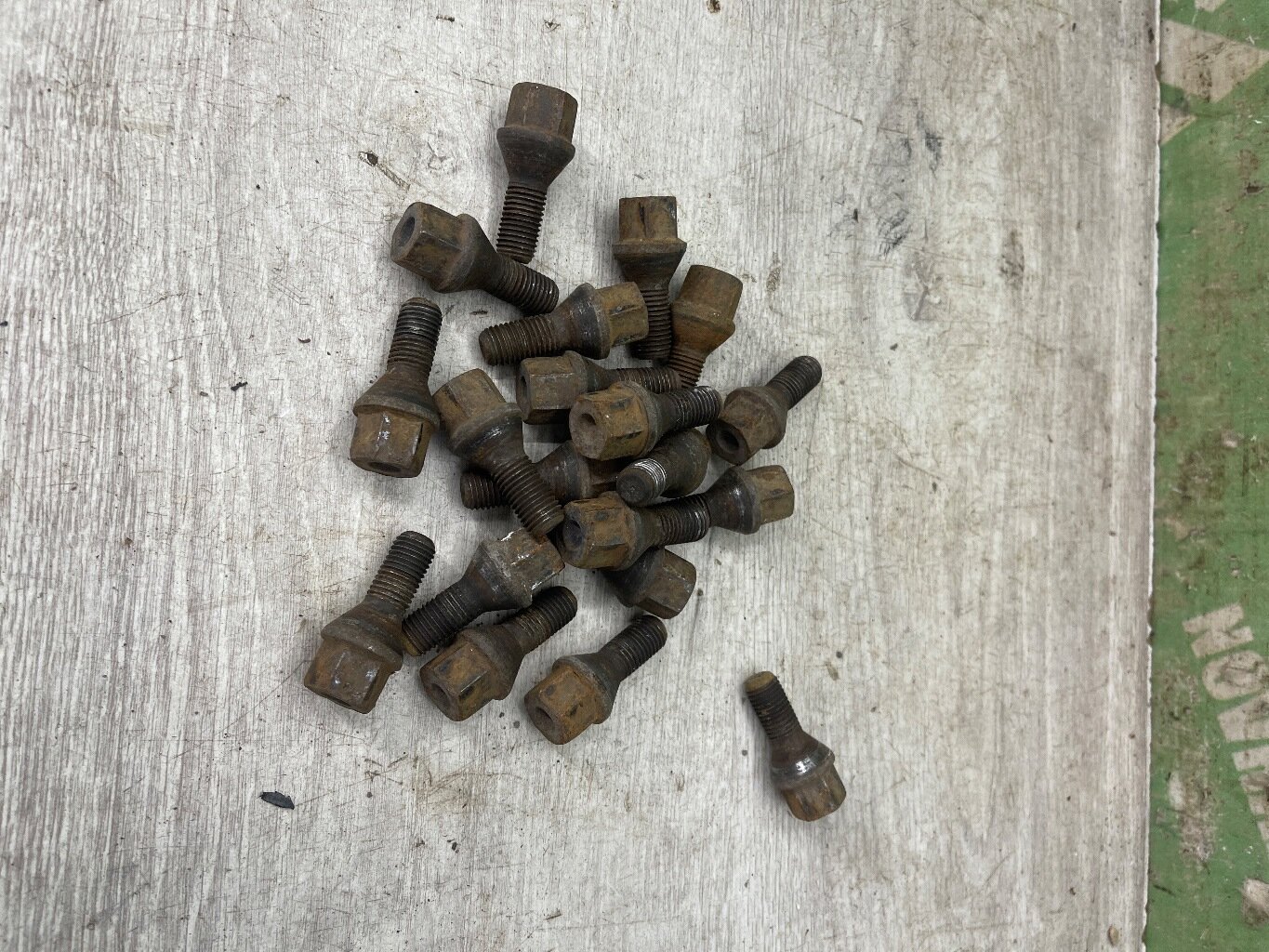 Болт колесный Opel Astra H / Family 2004 >