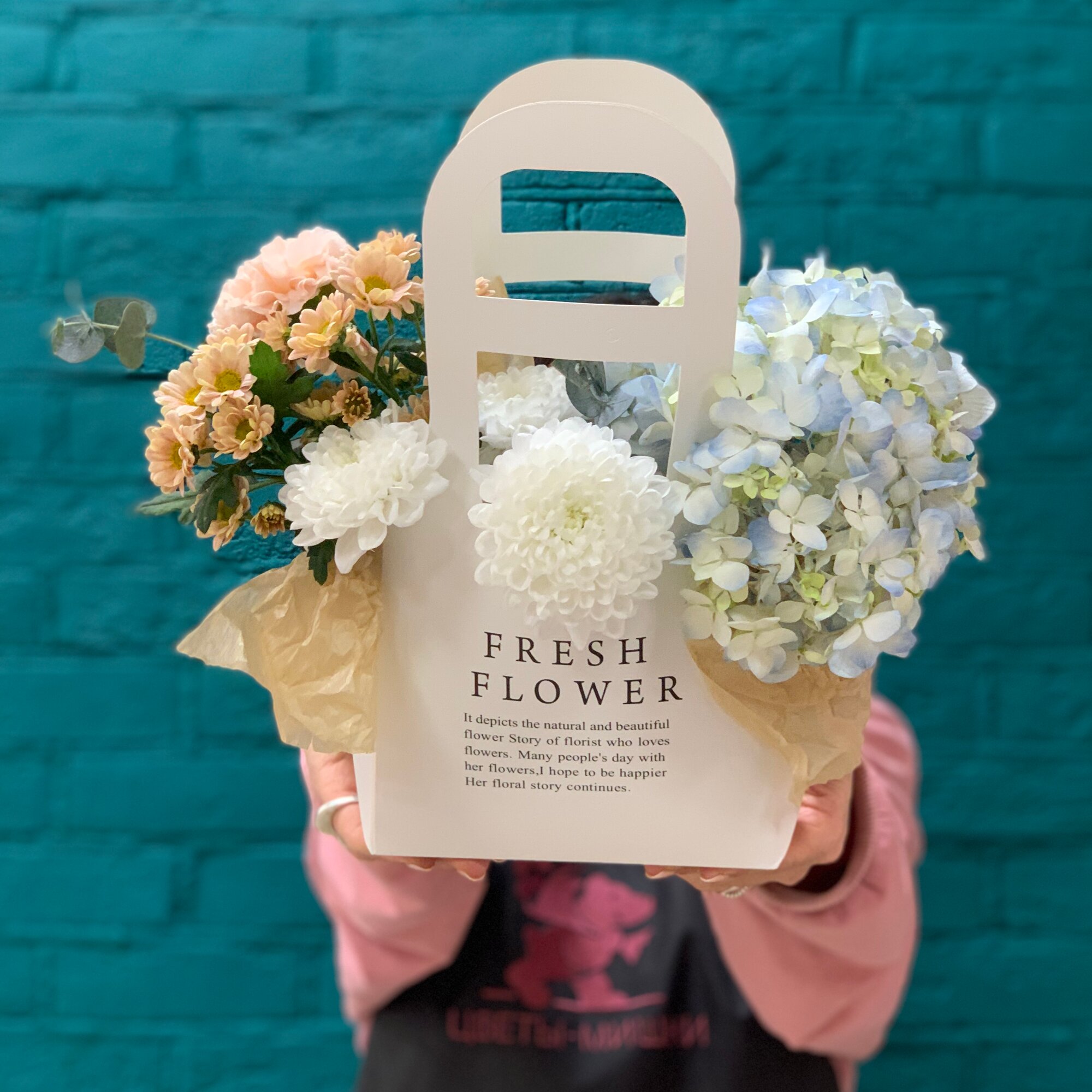 Композиция от бренда "Цветы и Мишки" в составе: хризантемы, гвоздика, гортензия