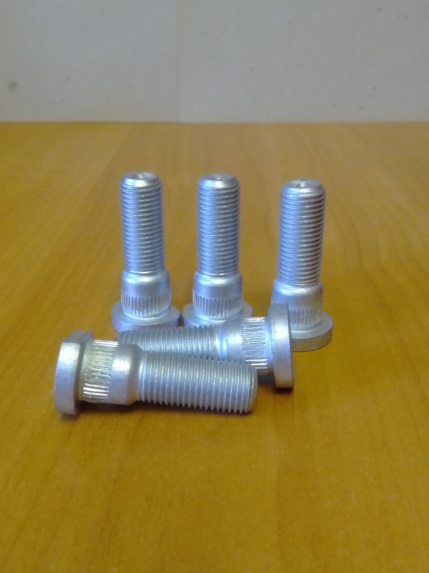 Шпилька (болт) колеса М14х1,5х45 для ГАЗ-31029,3102, ГАЗ-24 (передние колёса); УАЗ Профи , УАЗ-3741,-3962,3909,3303,2206 , УАЗ Patriot 3163, -3160, -3151 (перед/зад),20-3103008-Б. Комплект 5 штук. ОАО ГАЗ.