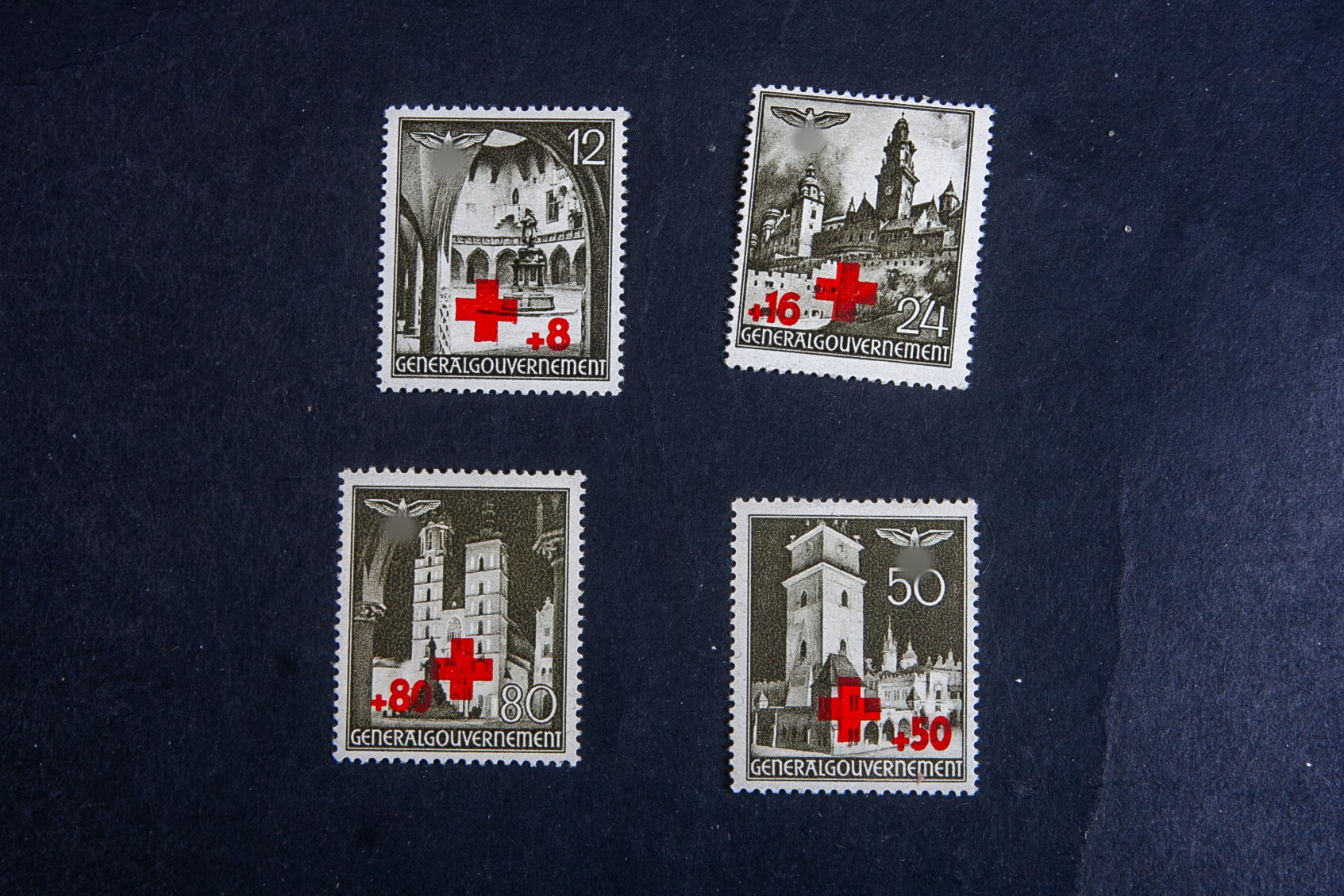 Почтовые марки Германия 1940 г. , Третий рейх, . Генерал-губернаторство . Красный крест архитектура