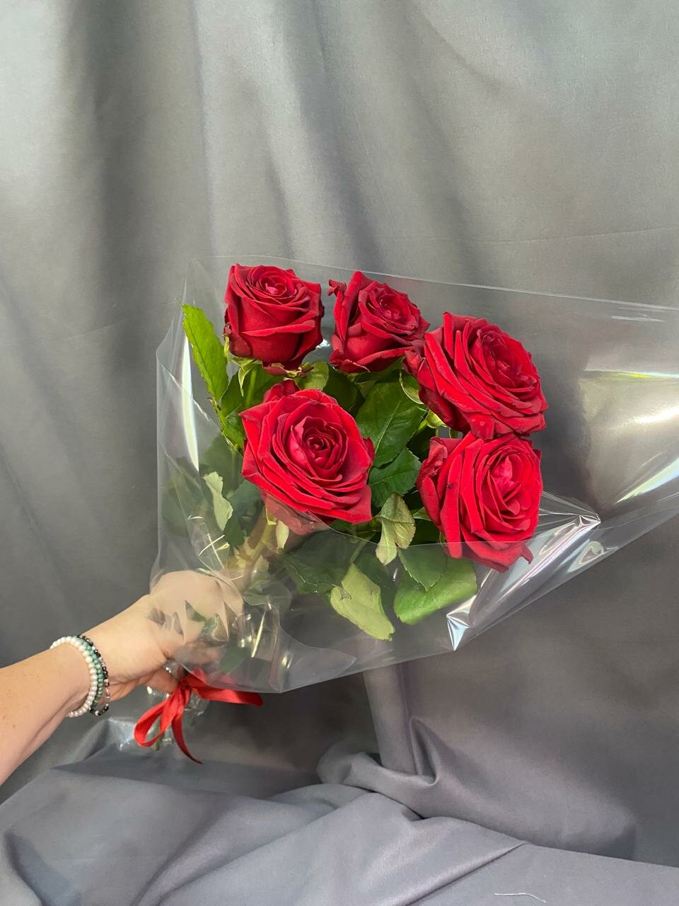 Букет красных роз из 5 штук свежесрезанных для прерасных и любимых дам
