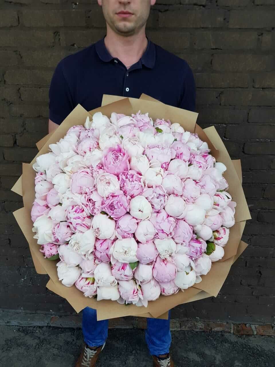 101 пион / Букет из 101 розового и белого пиона в авторской упаковке