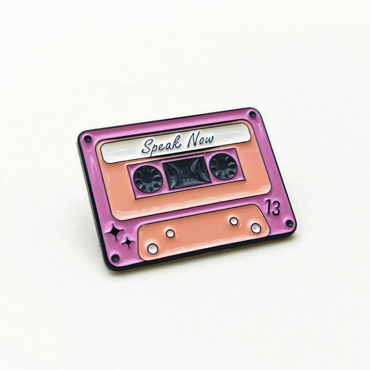 Значок для рюкзака, кепок и вещей" Speak Now" в виде аудиокассеты / 1 шт.
