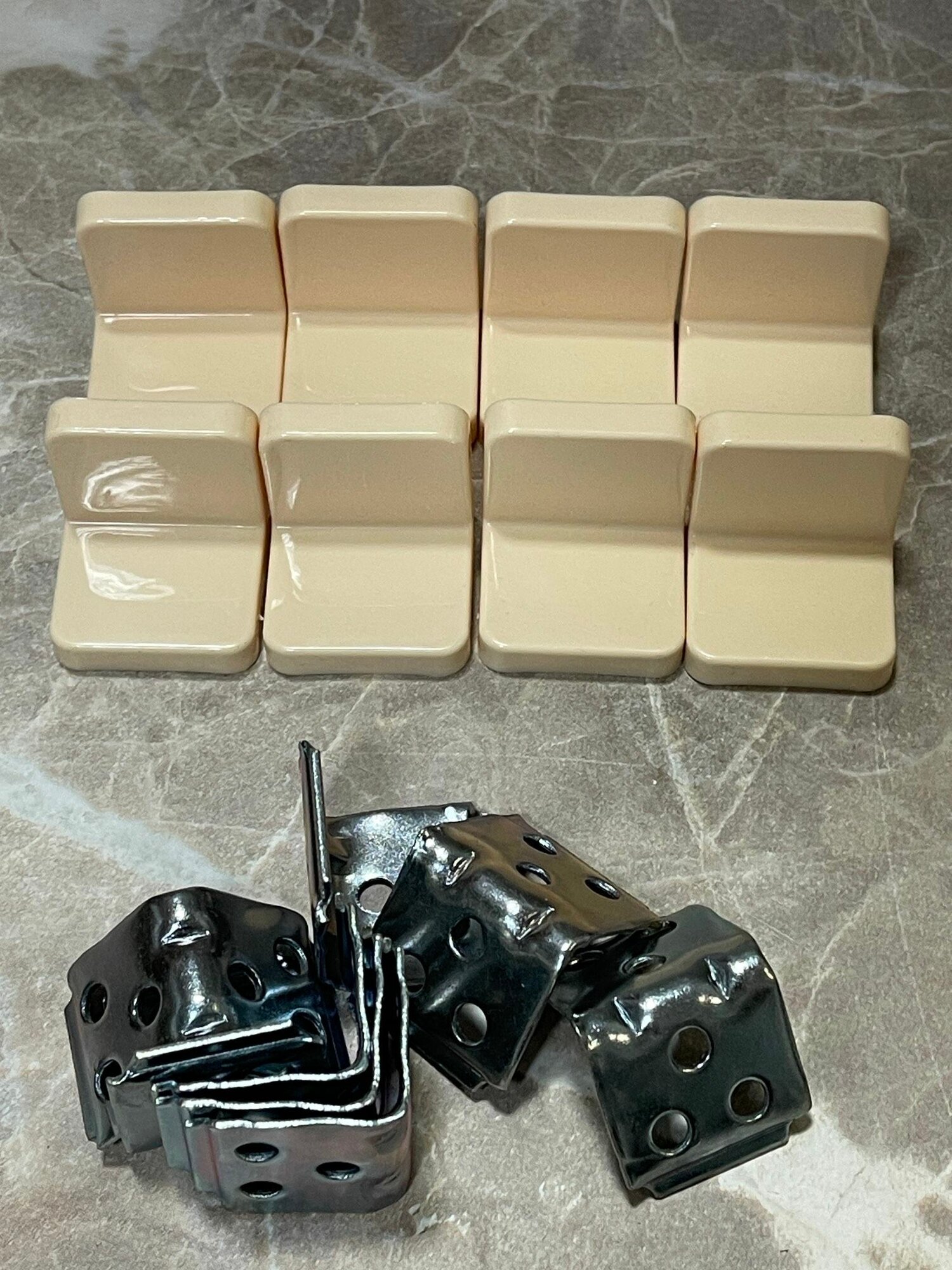 Уголок металлический с пластиковой крышкой, дуб молочный (8 шт)