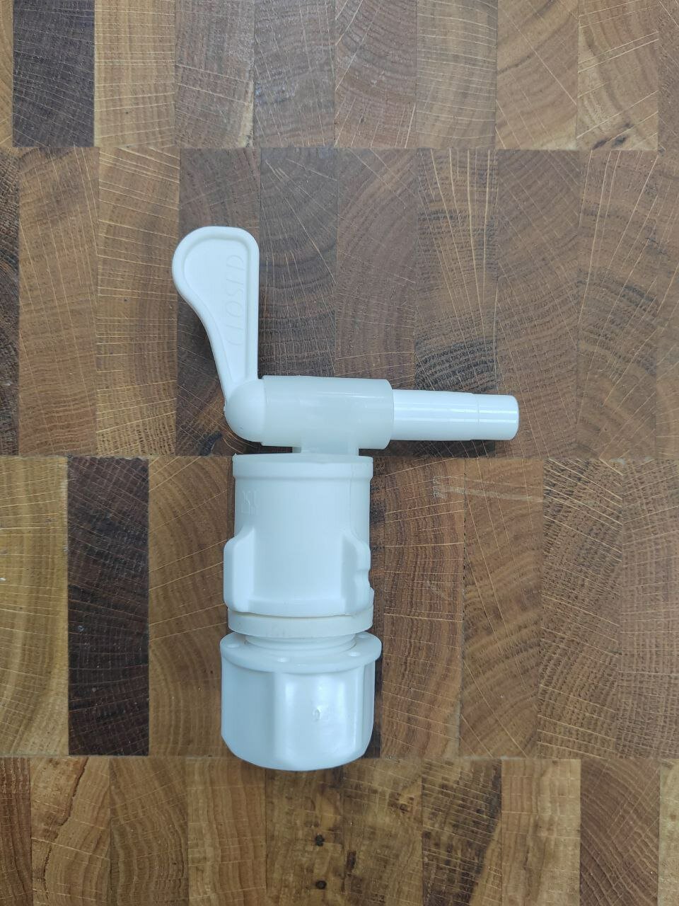 Кран пластиковый 3/4", с насадкой-дрожжеуловителем, 1 штука.