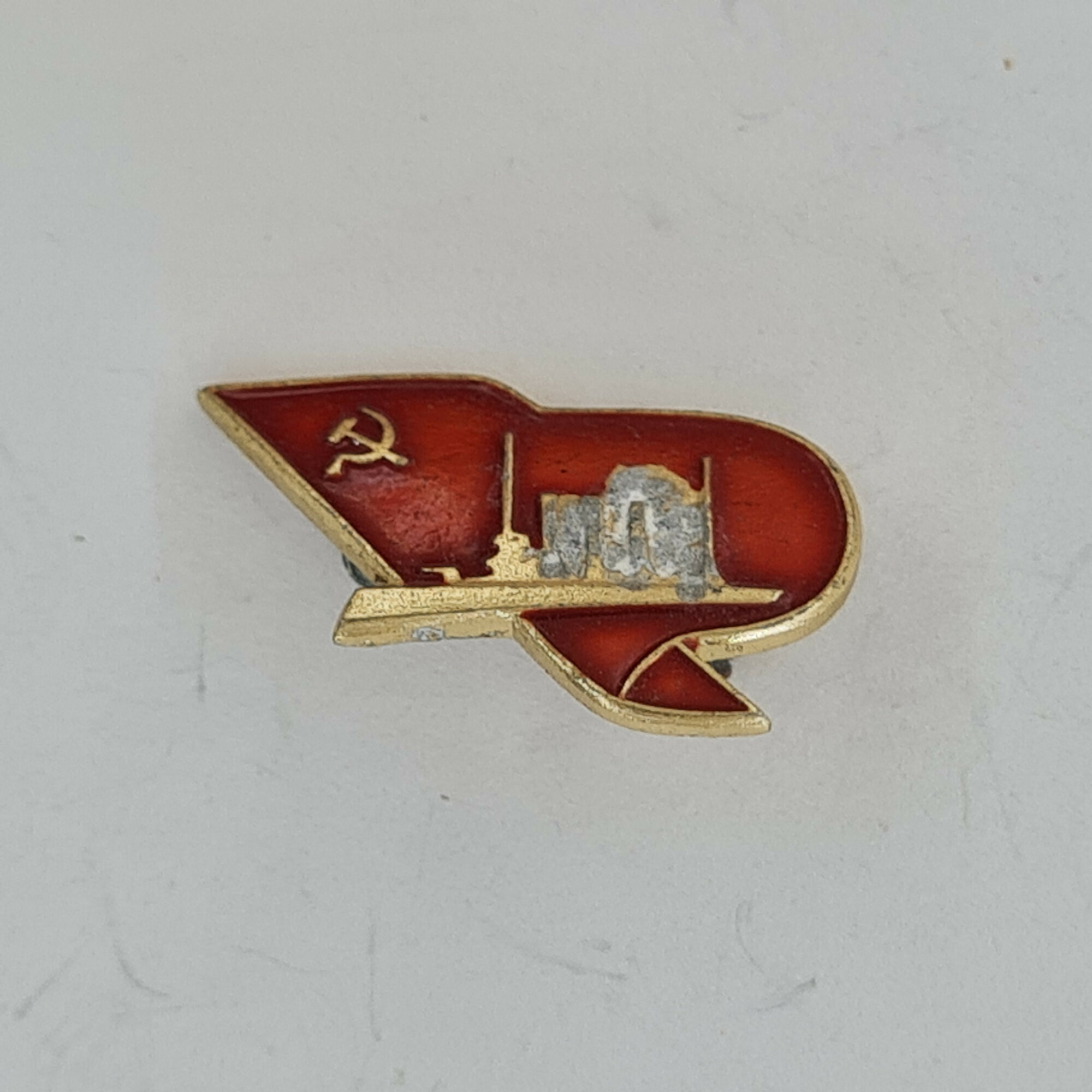 Значок СССР. Самолет ТУ 20, авиация, серп и молот, красный флаг. Винтажный значек.