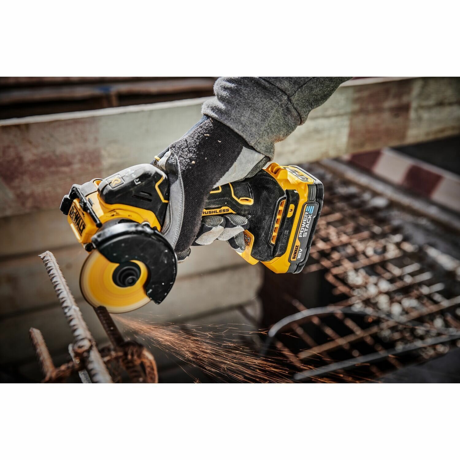 Дисковая пила DeWALT DCS438N — фото 1