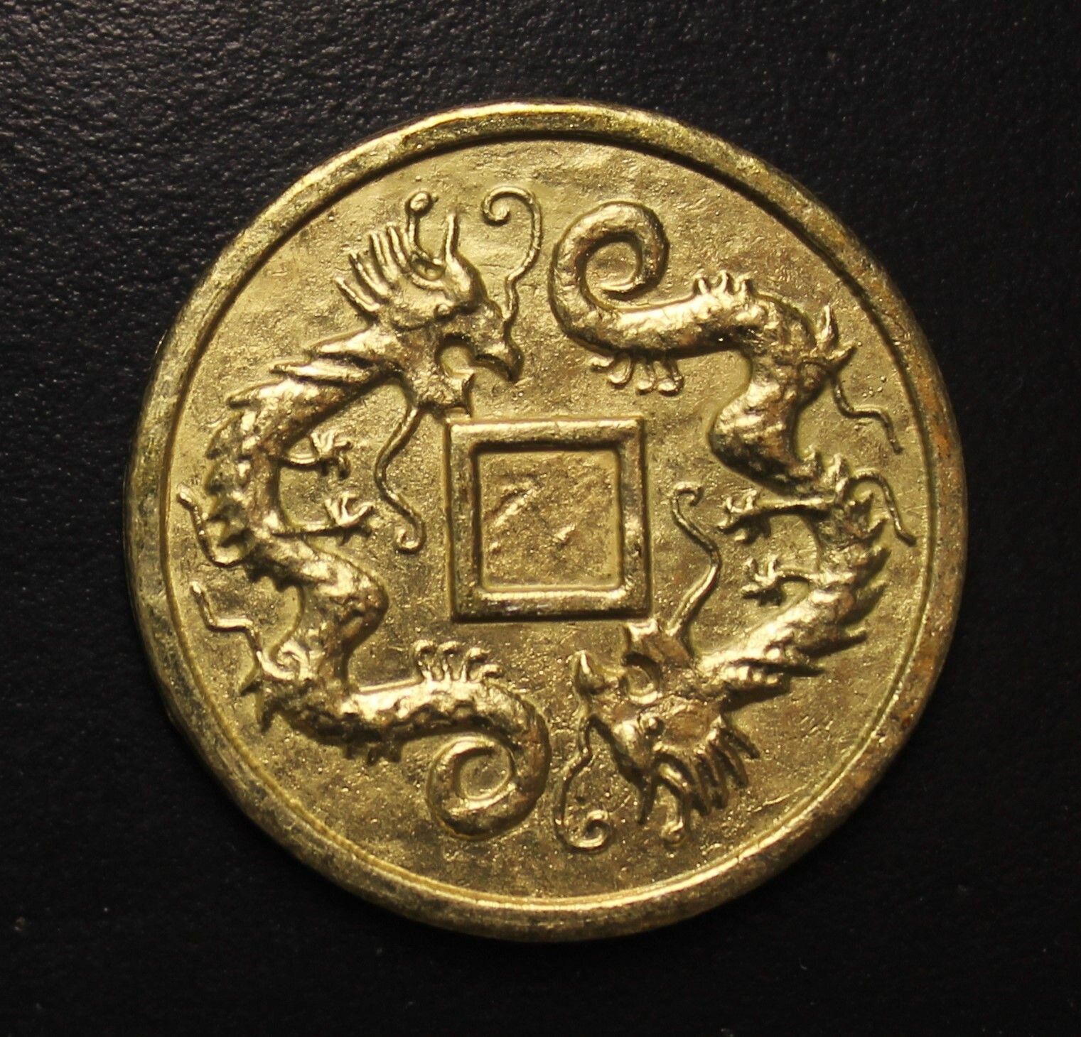 Сувенирная монета Золото магнитного моря "Дракон" золотая
