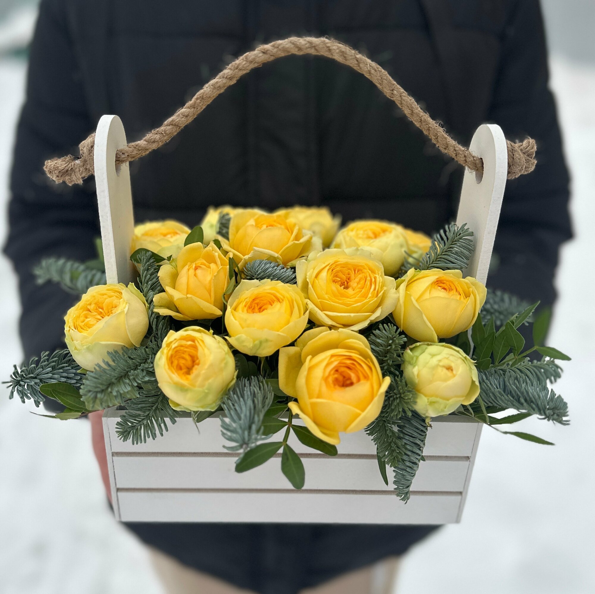 Новогодняя композиция с живой елью и кустовыми розами, 15 см