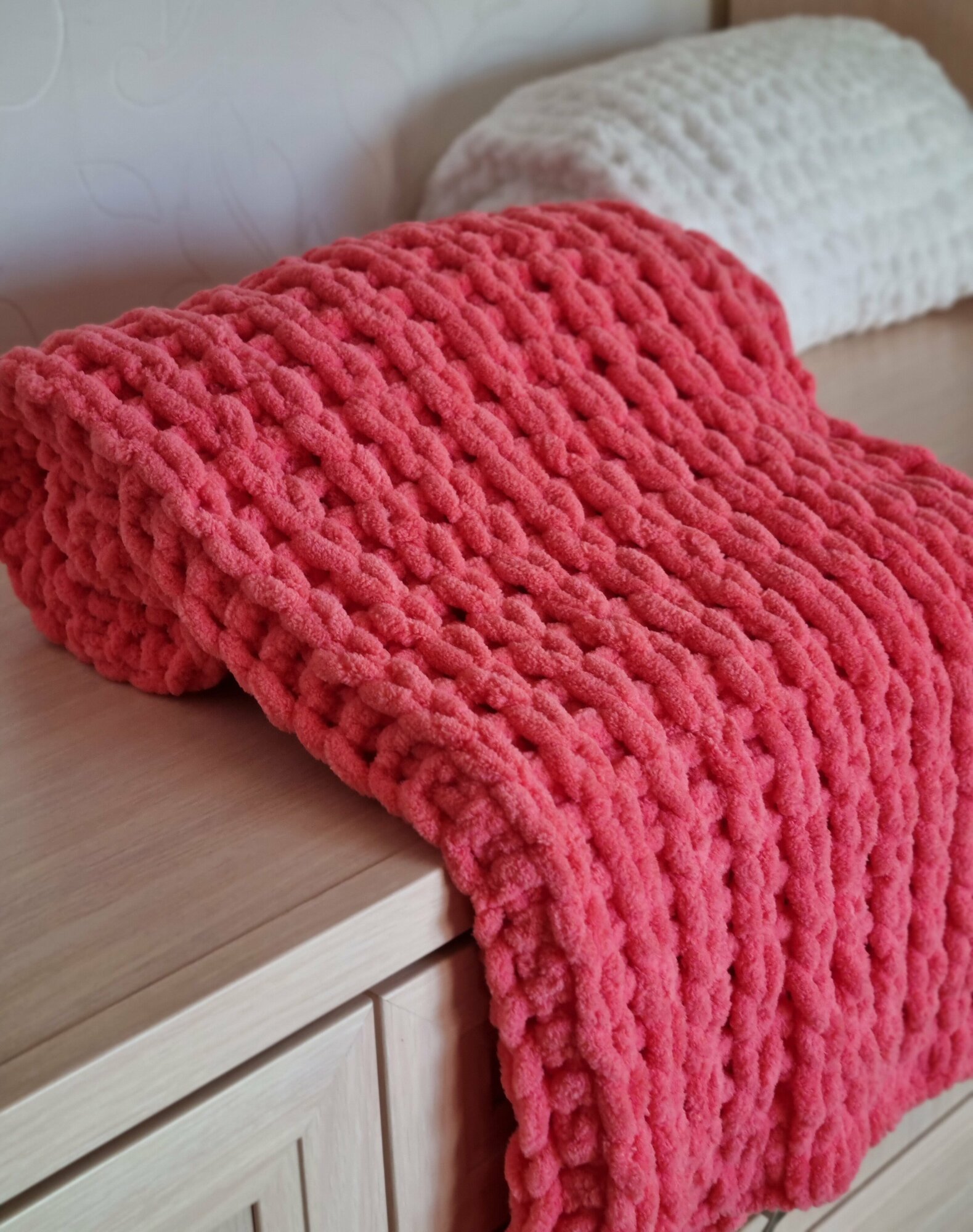 Плед вязаный, коралловый