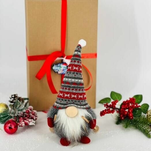 Интерьерная кукла ручной работы гномик с лыжными палками, подарок на 14 февраля и 8 марта