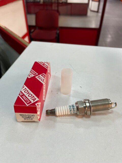 Свеча зажигания TOYOTA 90919-01249 1 шт.