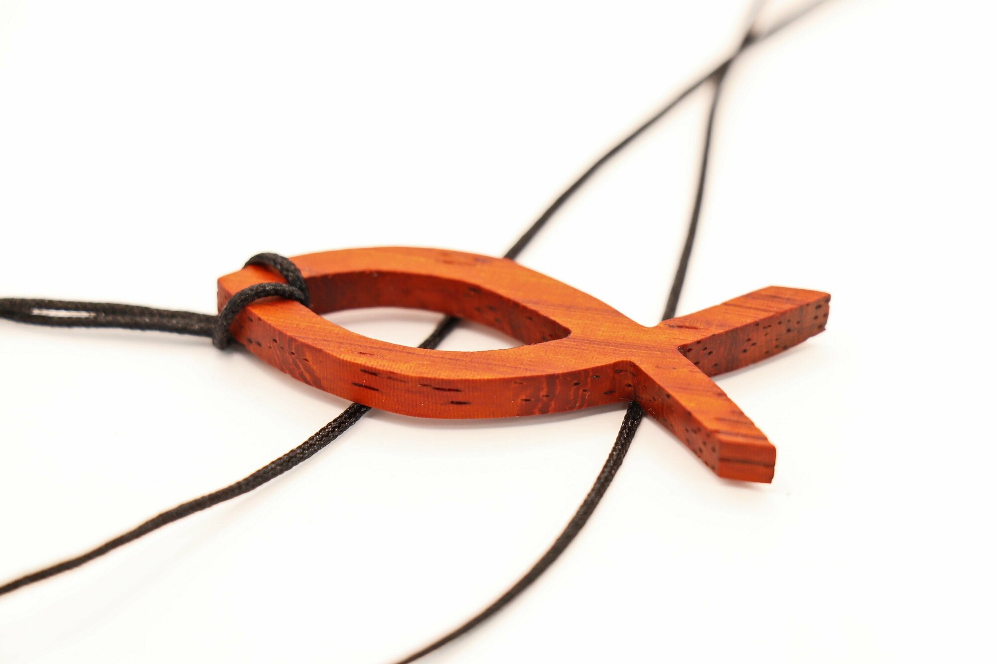 Рыба-подвеска из дерева - падук со шнурком-завязкой