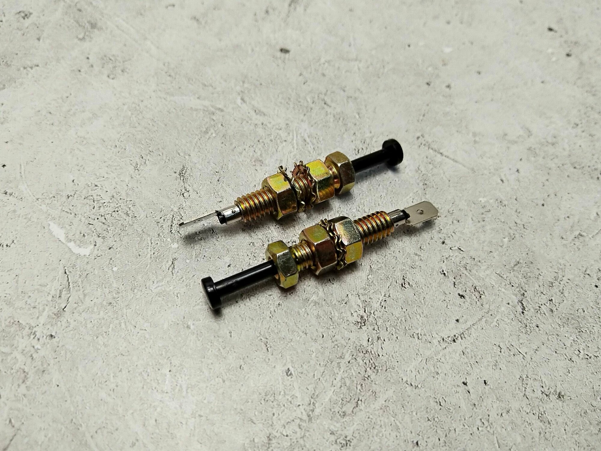 Концевик датчик автосигнализации для капота, двери или багажника универсальный 2 шт. (Пластиковый наконечник)