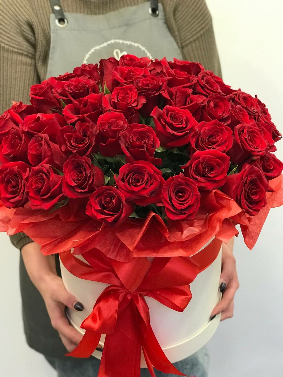 Букет Romashka "Алые паруса", розы, 25 штук, в коробке, красные, оформление