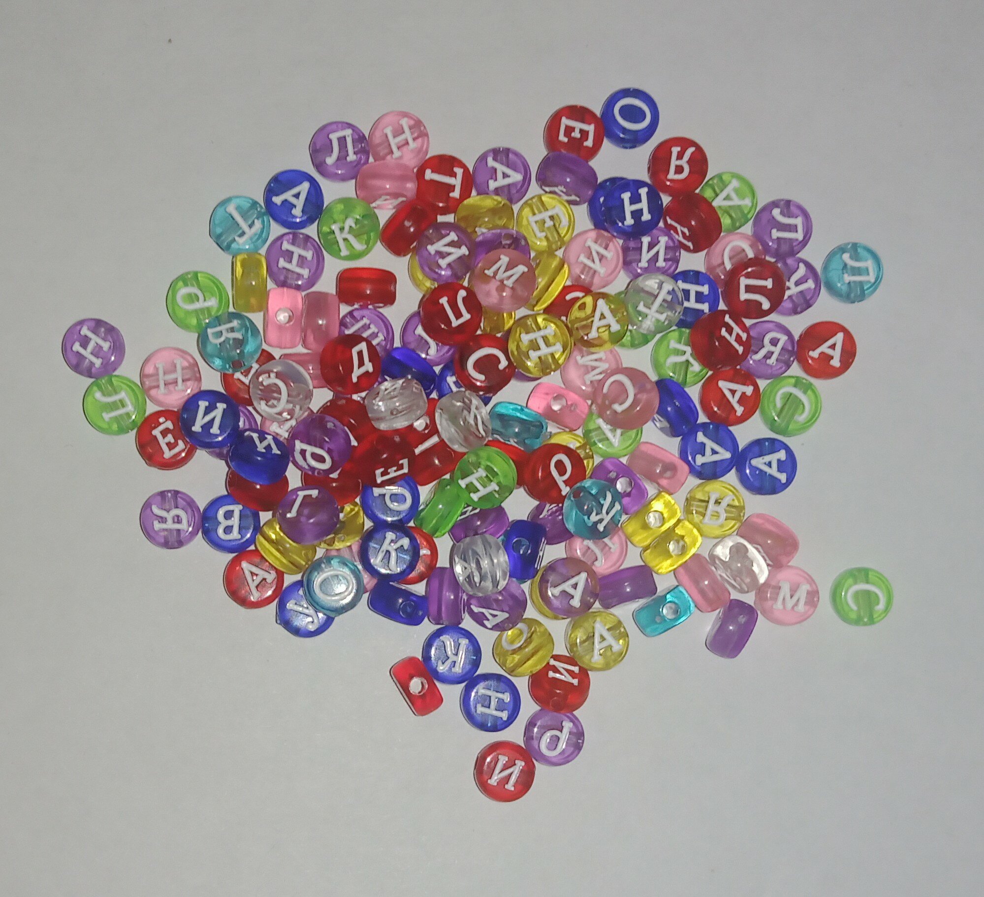 Бусины для рукоделия с буковками цветные