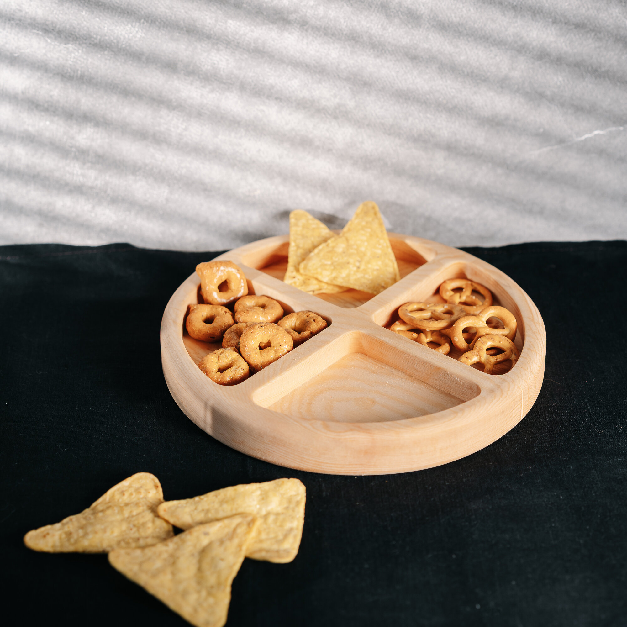 Деревянная тарелка с секциями (менажница) из кедра для подачи блюд и закусок 200 мм