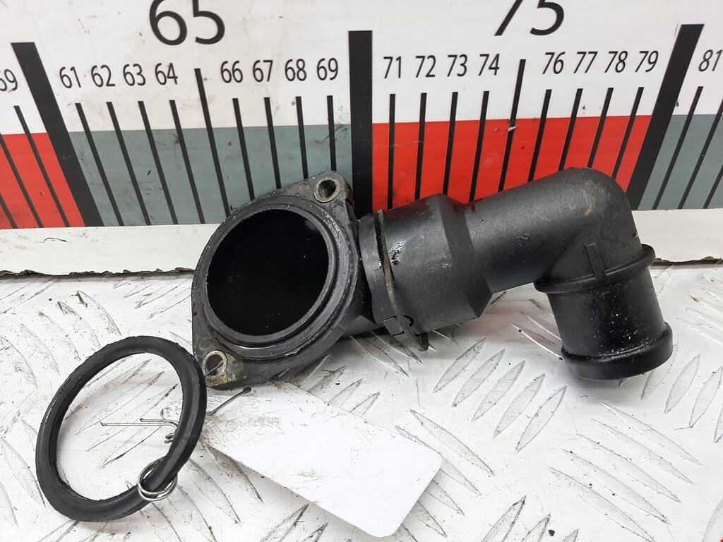 Фланец (штуцер системы охлаждения тройник) Volkswagen Golf 3 037121619 арт. 2041839
