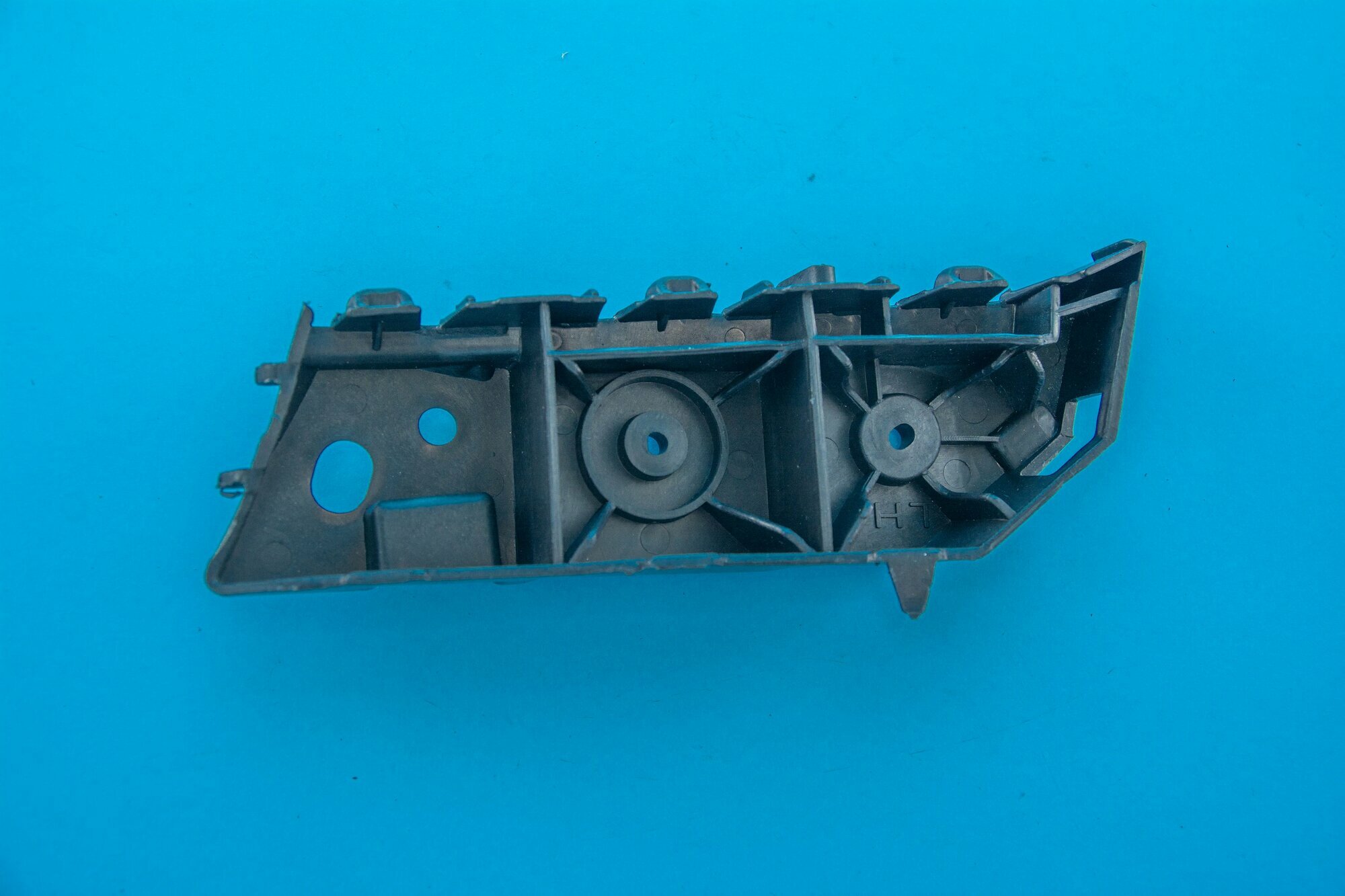 Кpонштейн, крепление, клипса переднего бампера левый Chevrolet Cobalt 2011-2021 Шевроле Кобальт 22305064