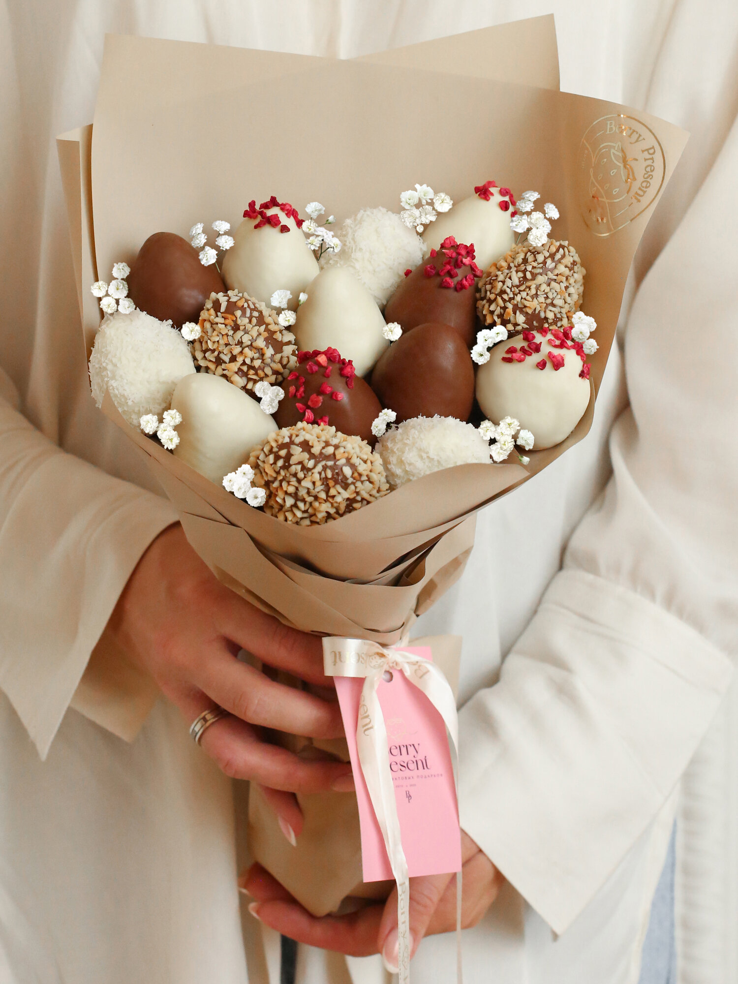 Клубника в шоколаде букет Berry Present "Лили" с гипсофилой, 17-19 шт, размер S, высота 25 см