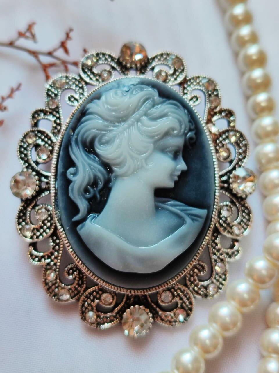 Брошь, стразы