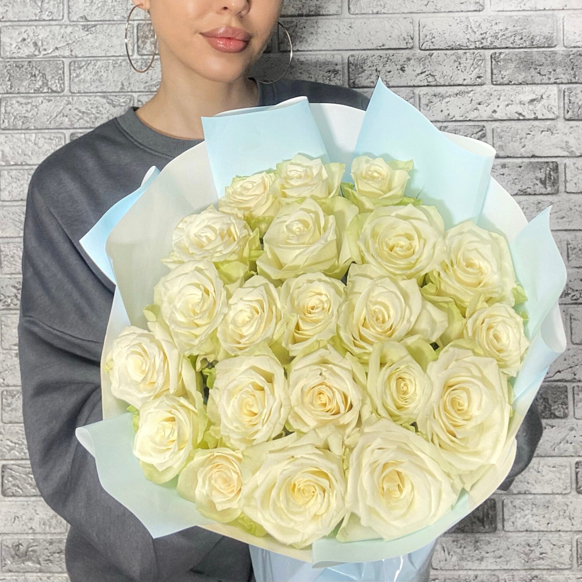Живые цветы, букет белых роз из 21 шт. 55 см. Моно букет из белых роз кения в матовой упаковке