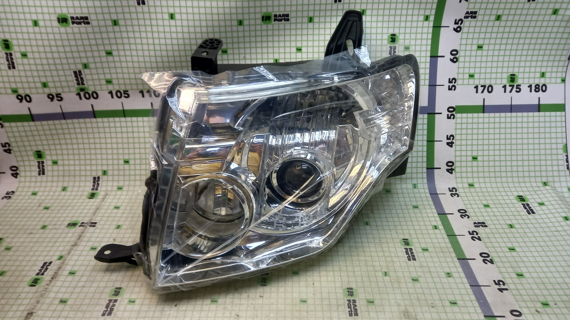 Фара левая Mitsubishi Pajero Montero