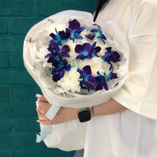 Букет из хризантемы и орхидеи (дендробиума)