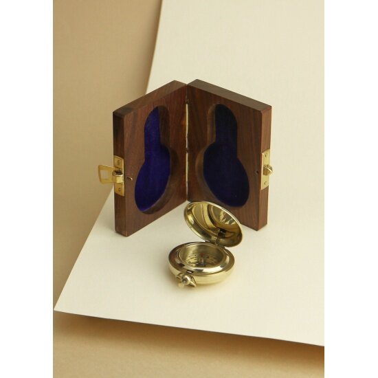 Карманный компас Nautic Armouri в деревянном футляре.