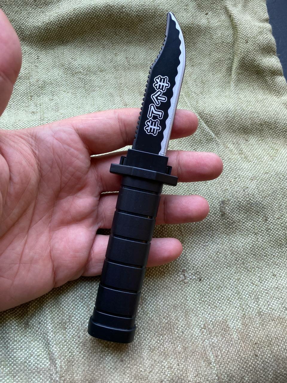 Бутафорский пластиковый нож с убирающимся лезвием (театральный нож)