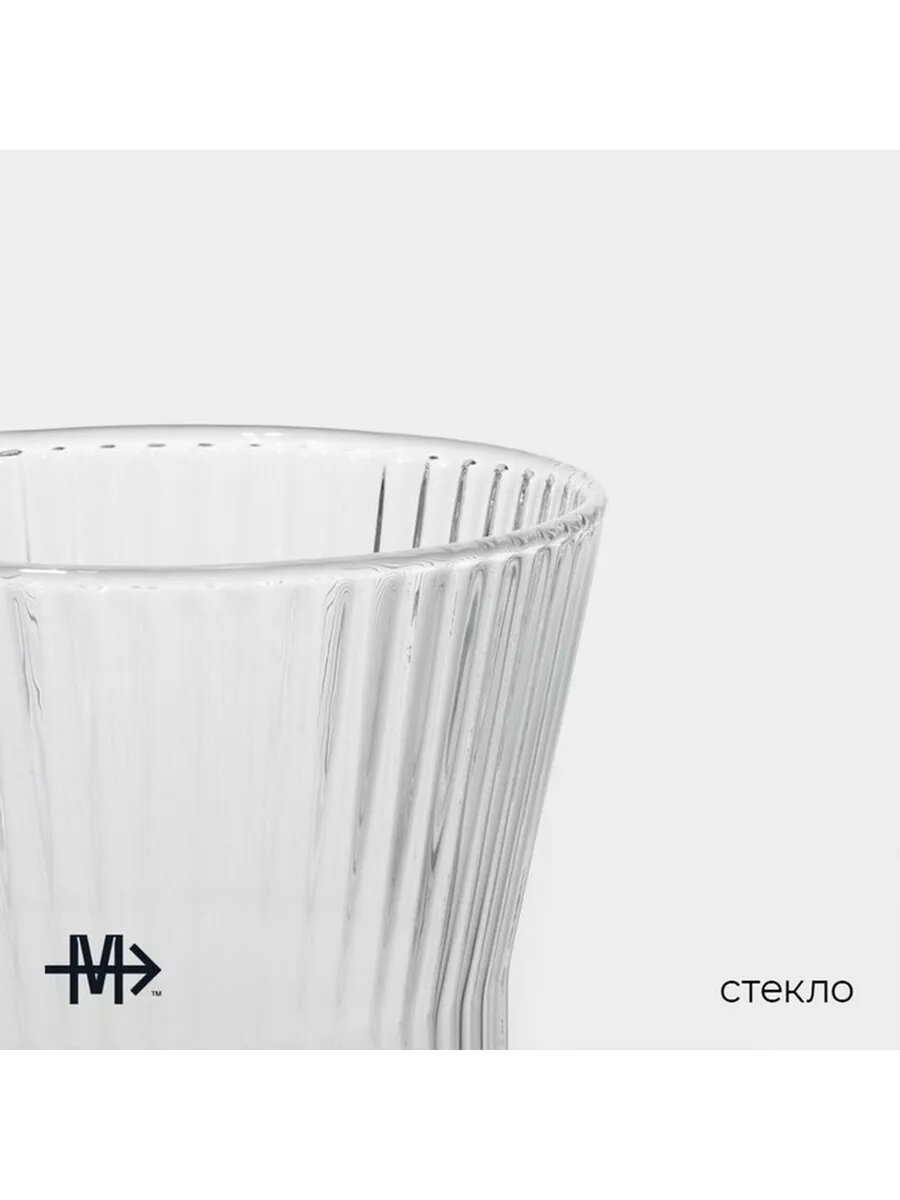 Стеклянный стакан с гранями для напитков