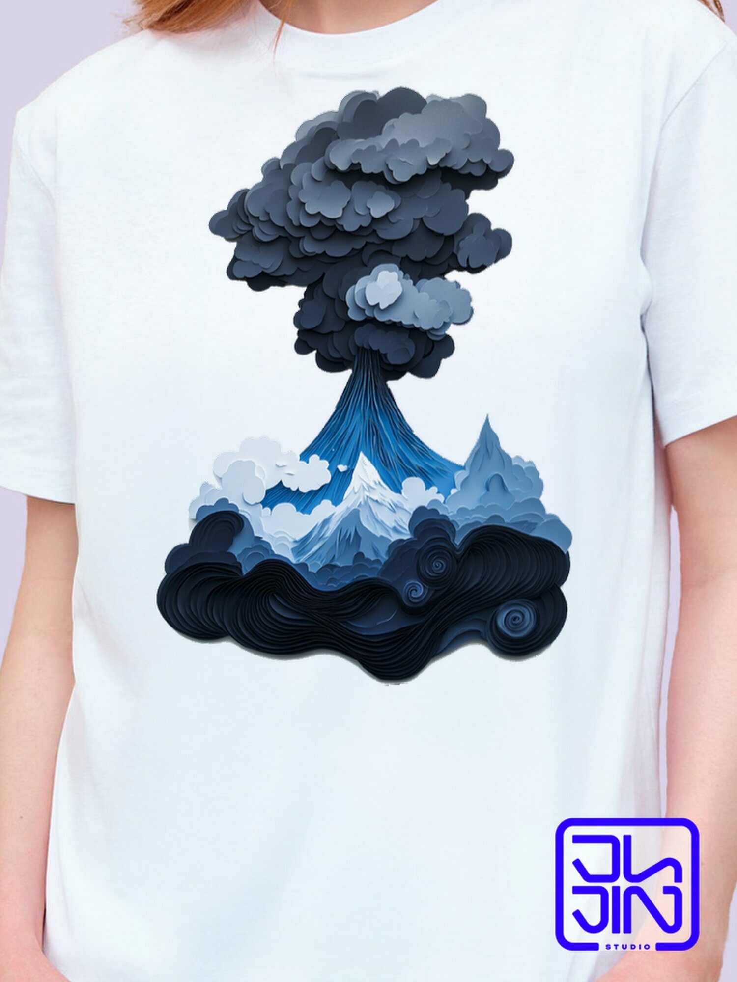 Футболка классическая женская с авторским принтом Вулкан абстрактный черно-синий с горами и облаками, необычное черное небо, белый хлопковый трикотаж с прикольным рисунком на груди